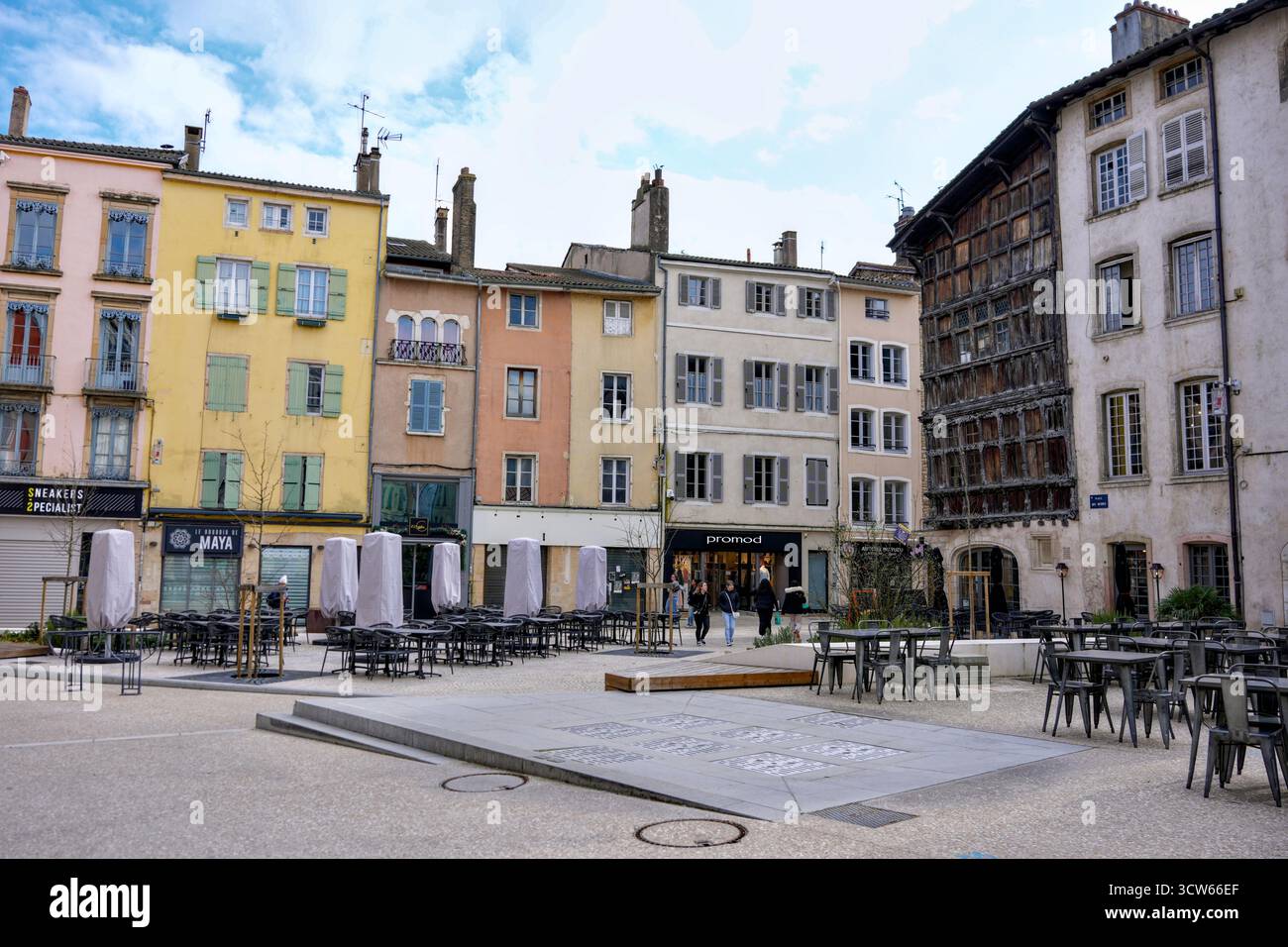 Colorful old town macon france hi-res stock photography and images - Alamy