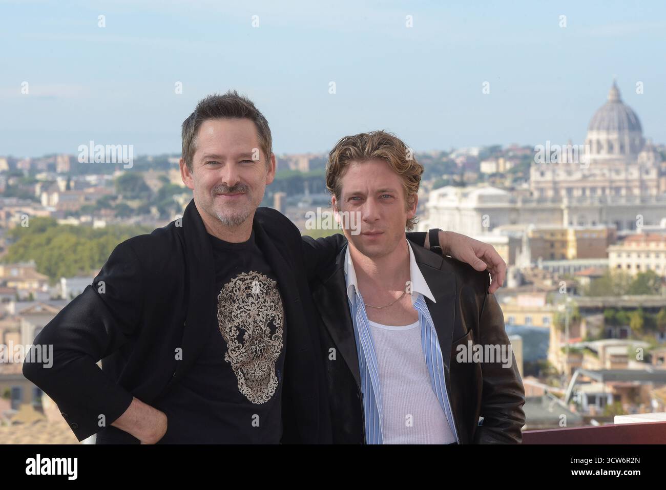 Jeremy allen white and director scott cooper hi-res stock photography ...