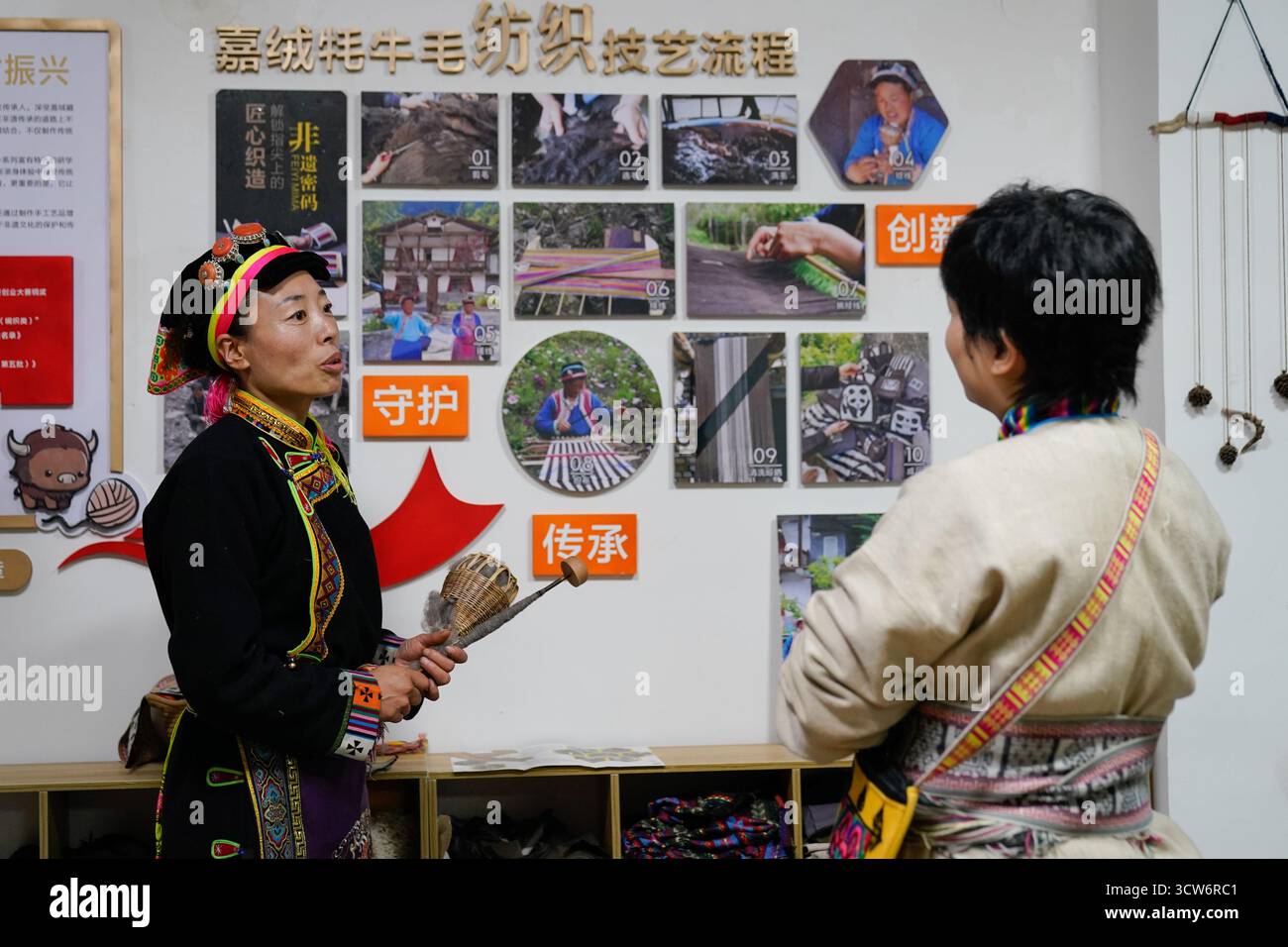 (251010) -- CHENGDU, Oct. 10, 2025 (Xinhua) -- Nenkasman (L) introduces ...