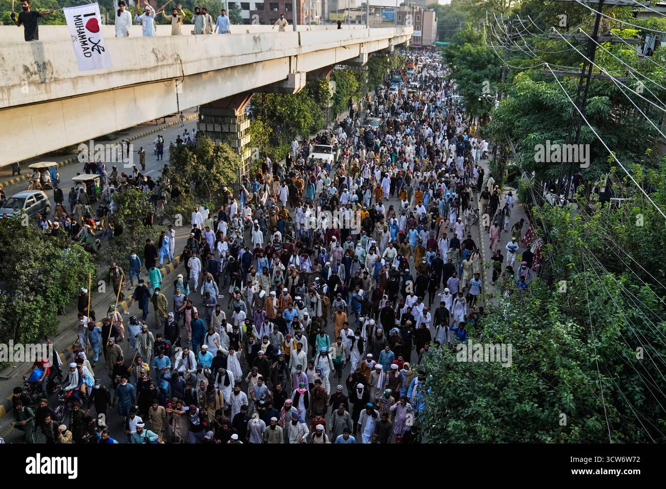 Thousands of supporters of Islamist party 'Tehreek-e-Labbaik Pakistan ...