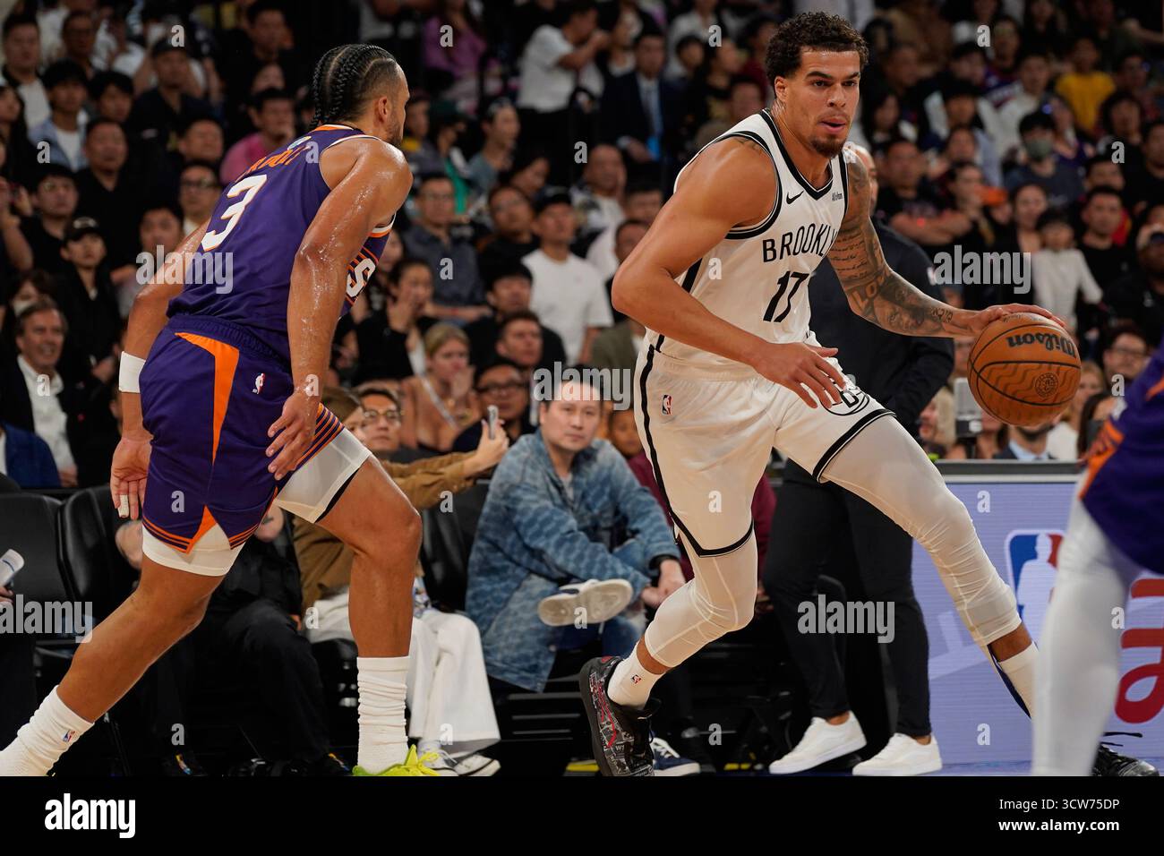 Phoenix Suns guard/forward Dillon Brooks (3) guards Brooklyn Nets ...