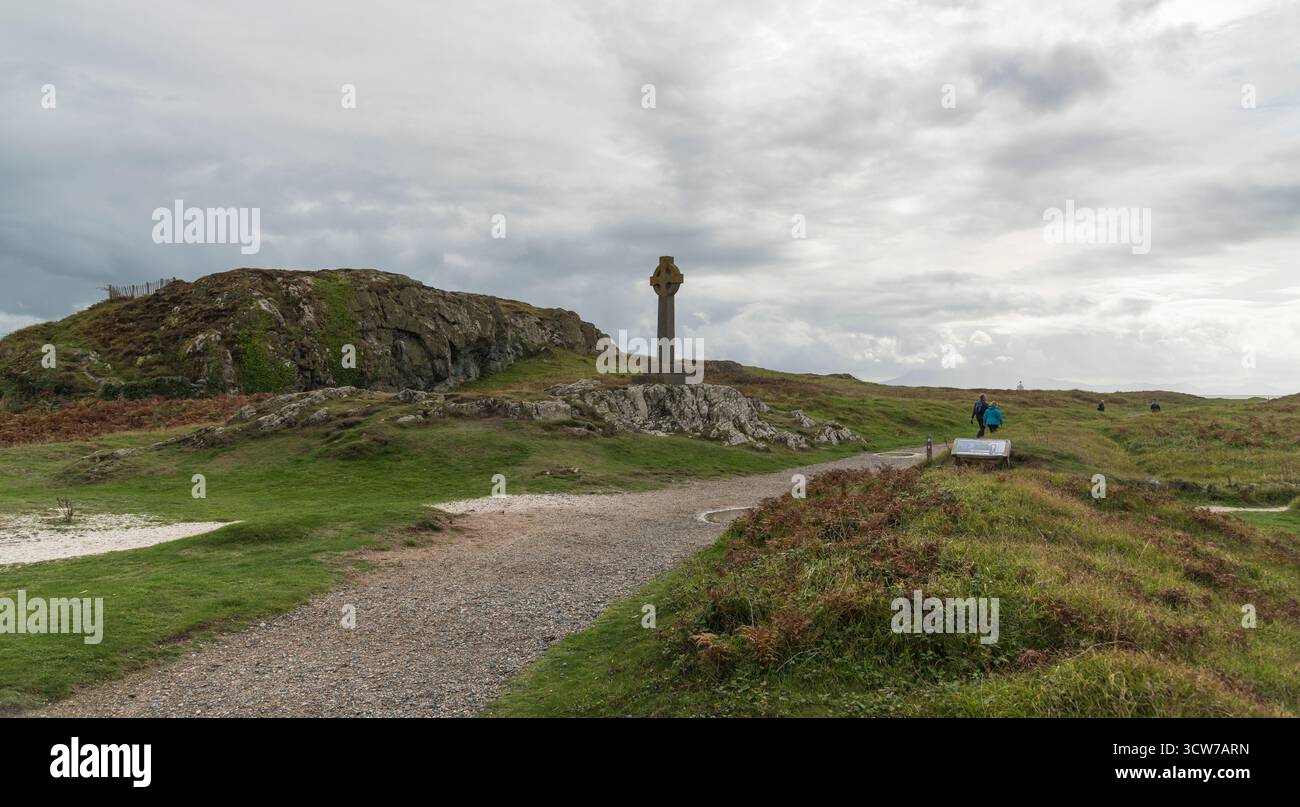 The pilgrim cross on Llanddwyn Island, Anglesey, North Wales, UK. Taken ...