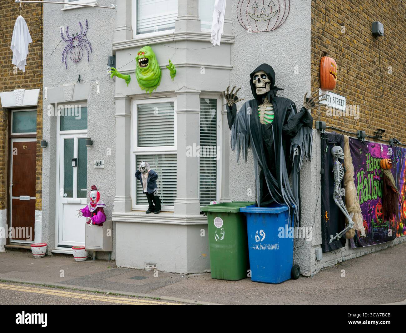Sheerness, Kent, UK. 10th Oct, 2025. An early Halloween decorated house ...