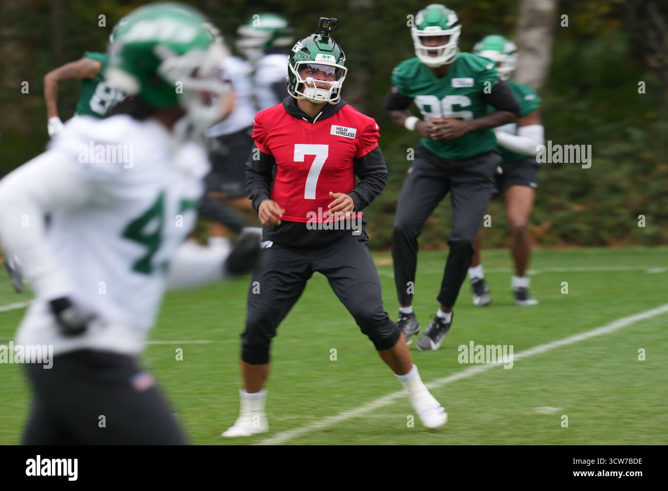 New York Jets quarterback Justin Fields (7), works out during NFL ...