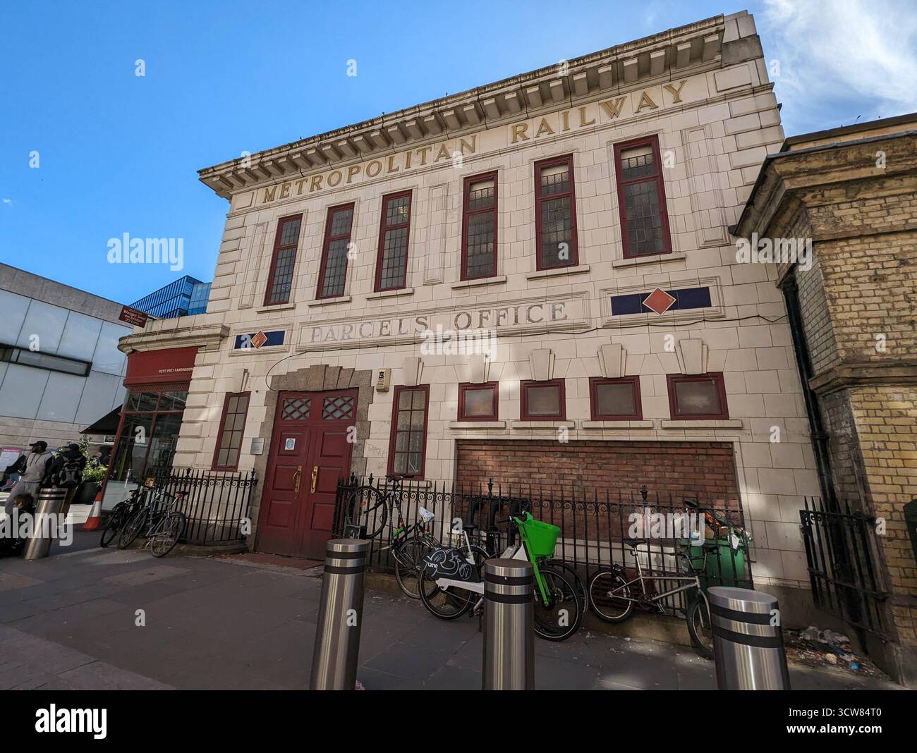 Closed ticket office tfl hi-res stock photography and images - Alamy