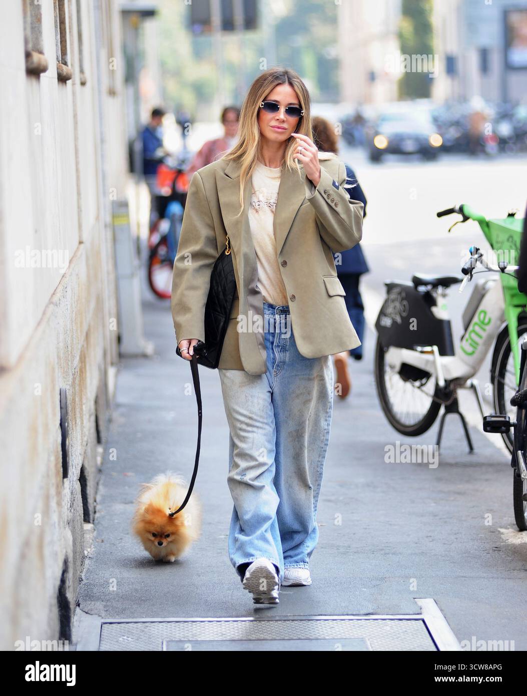 Milan, Diletta Leotta leaves the radio station and heads home with her ...