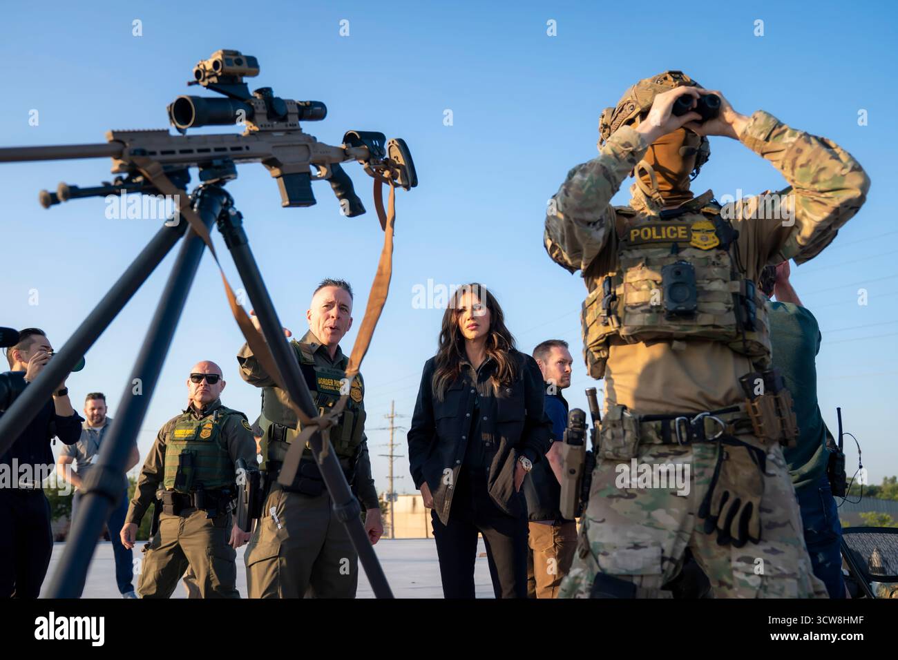 Kristi Noem with federal agency sniper atop a Chicago ICE building ...