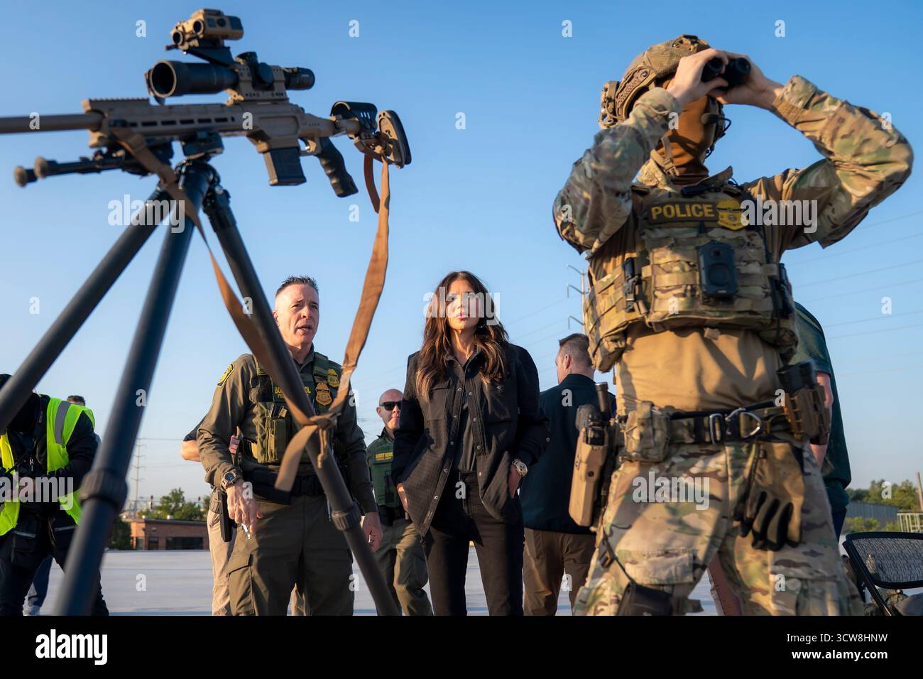 Kristi Noem with federal agency sniper atop a Chicago ICE building ...