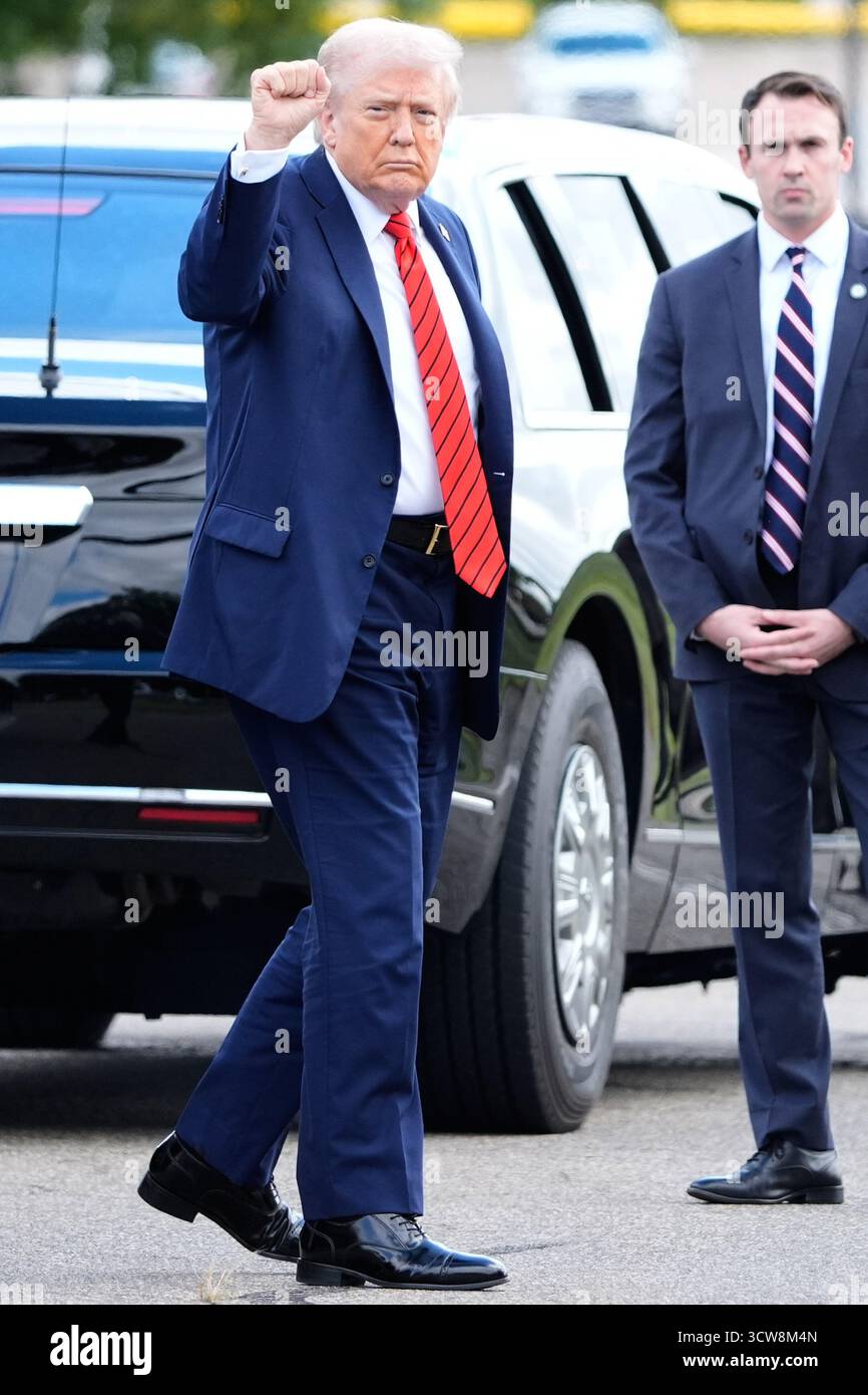 President Donald Trump departs Walter Reed National Military Medical ...