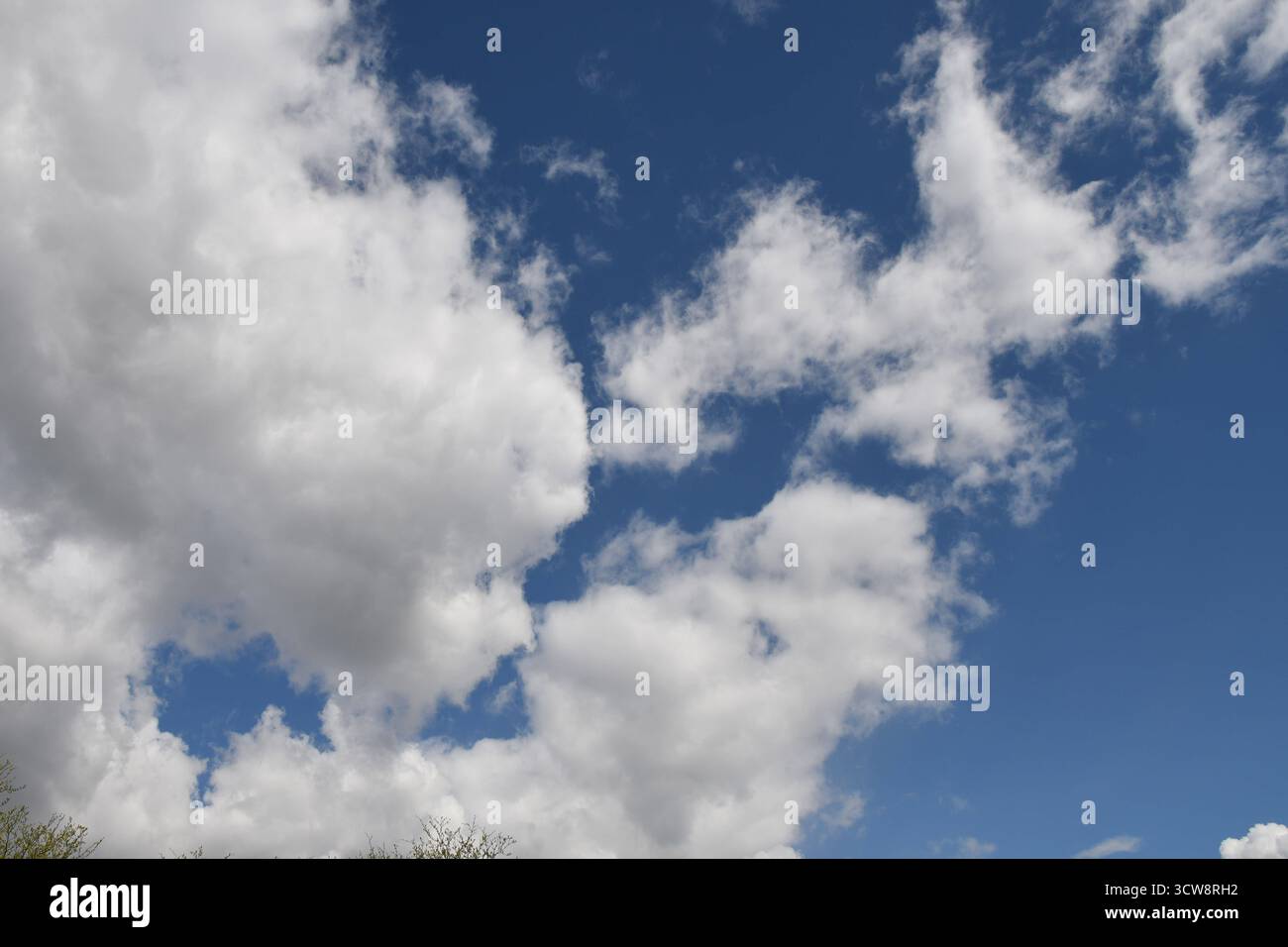 Lewiston /Idaho/USA./ 28.April 2019/ White clouds bue sky on sun shine ...