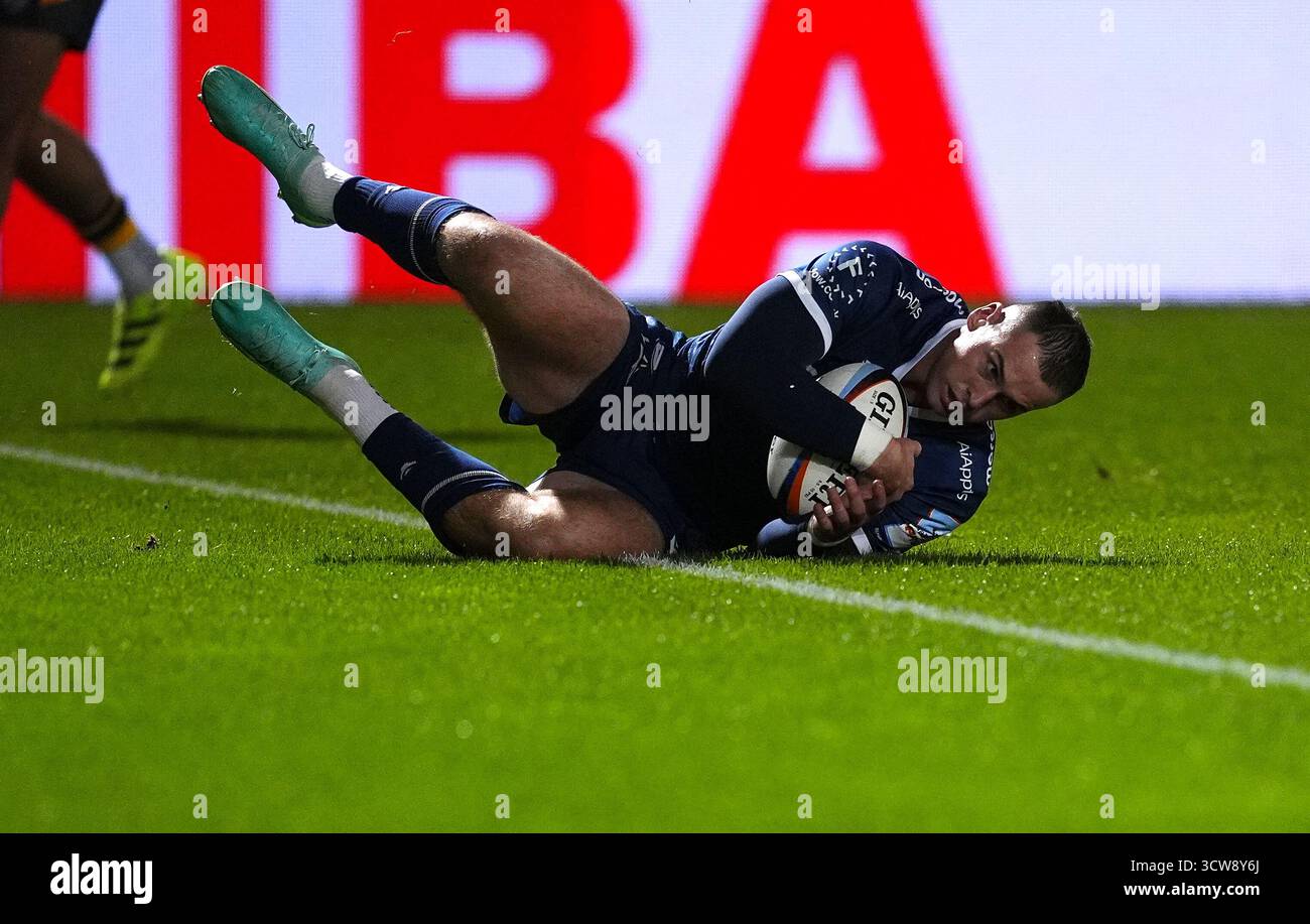 Sale Sharks' Tom Roebuck scores their side's second try of the game ...