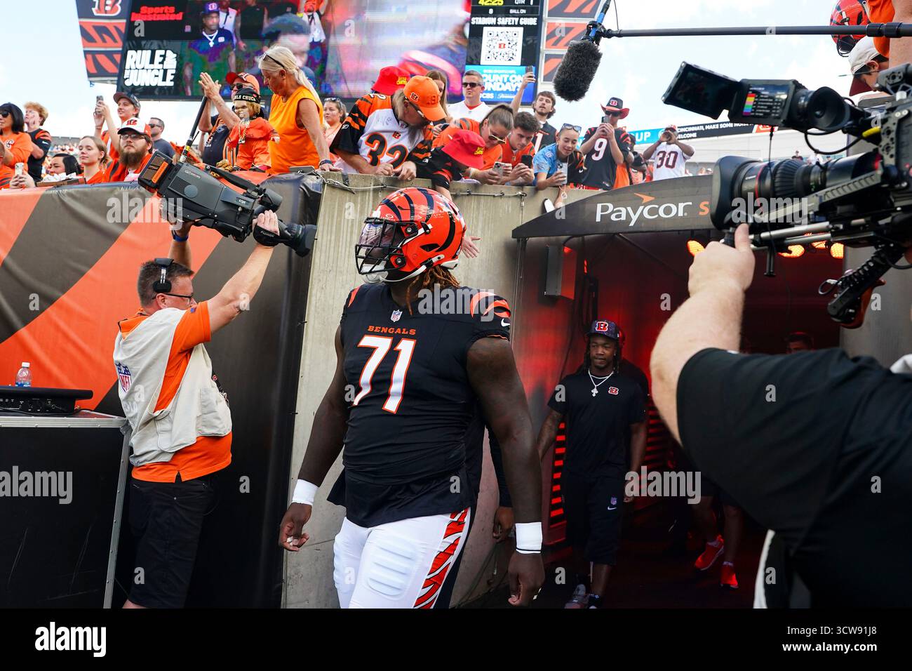 Cincinnati Bengals' Amarius Mims (71) walks out of the tunnel during an ...