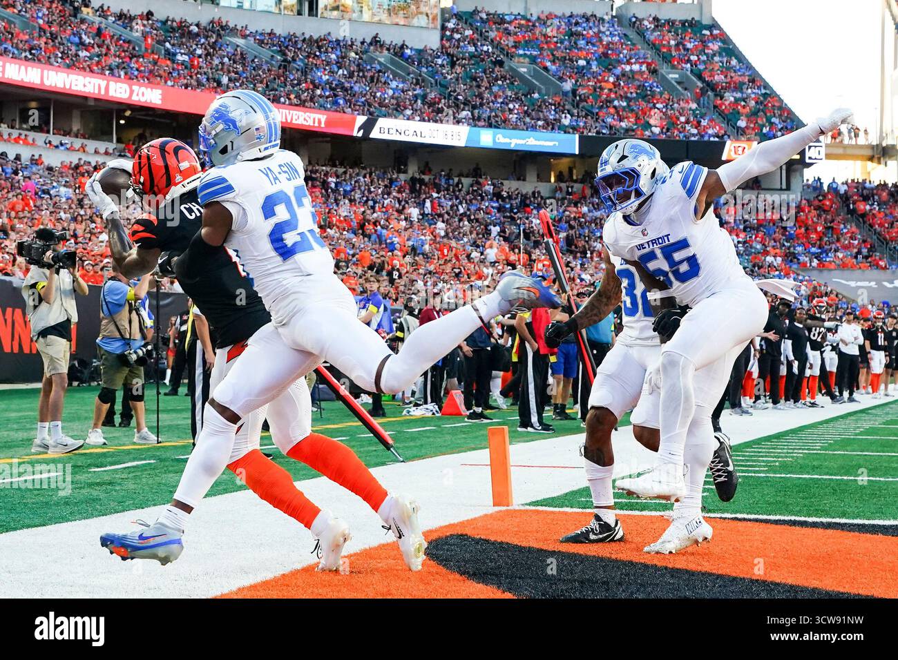 Cincinnati Bengals wide receiver Ja'Marr Chase (1) makes a catch for a ...