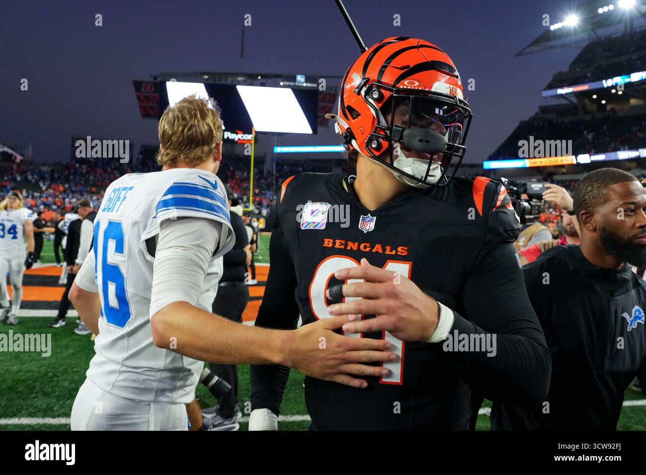 Cincinnati Bengals defensive end Trey Hendrickson (91) speaks with Detroit Lions quarterback ...