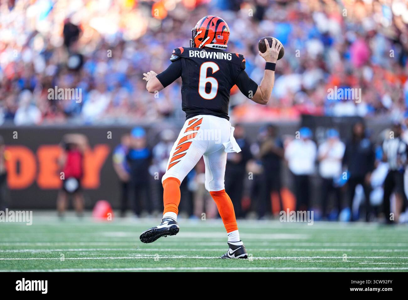 Cincinnati Bengals quarterback Jake Browning (6) looks to throw during ...