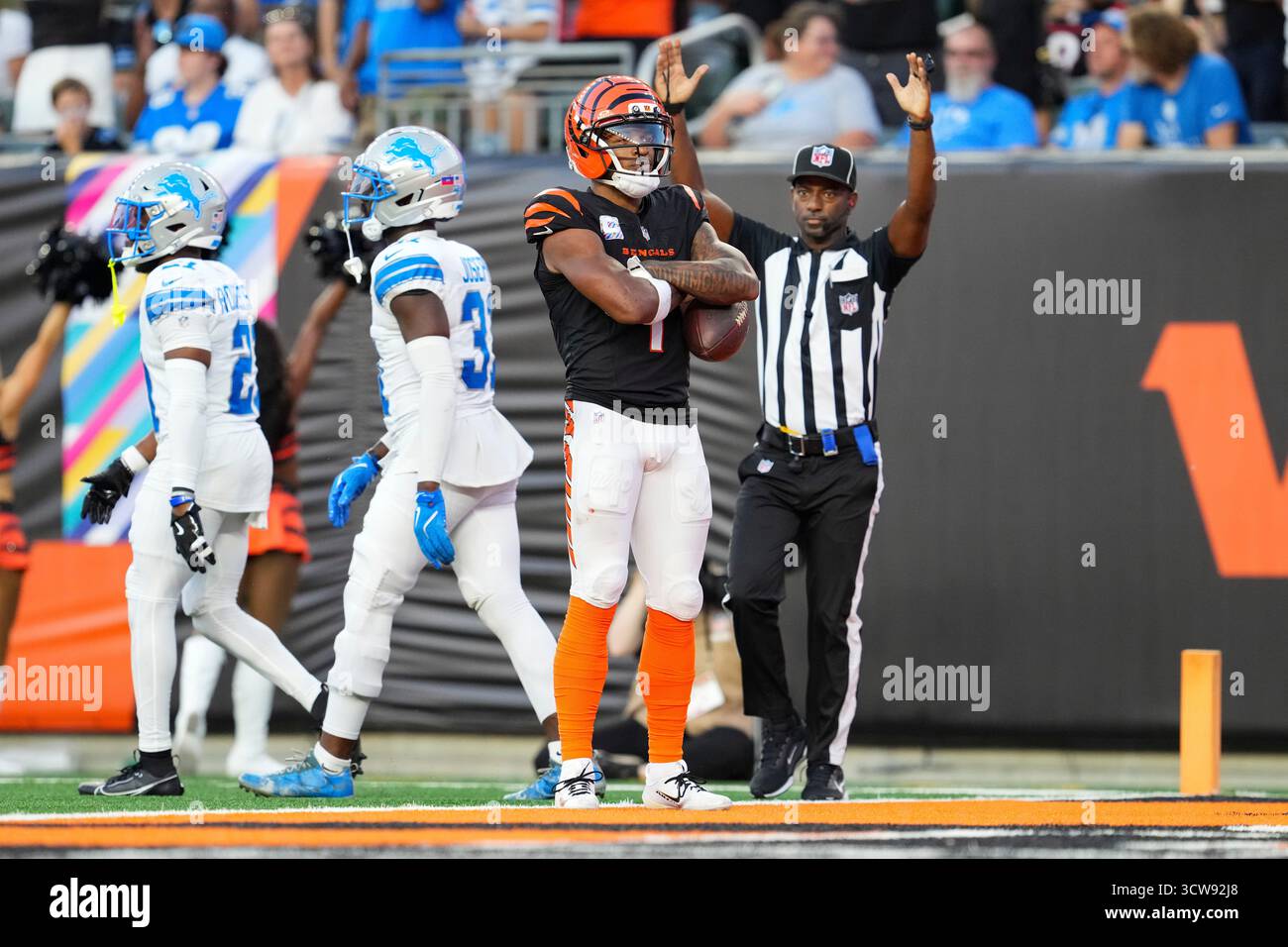 Cincinnati Bengals wide receiver Ja'Marr Chase (1) makes a catch for a ...
