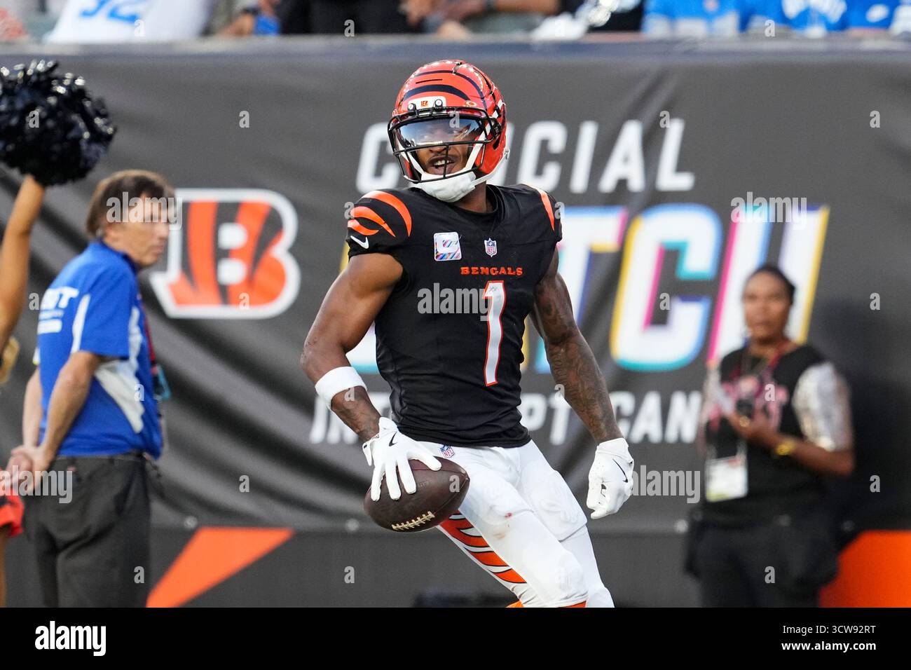 Cincinnati Bengals wide receiver Ja'Marr Chase (1) makes a catch for a ...