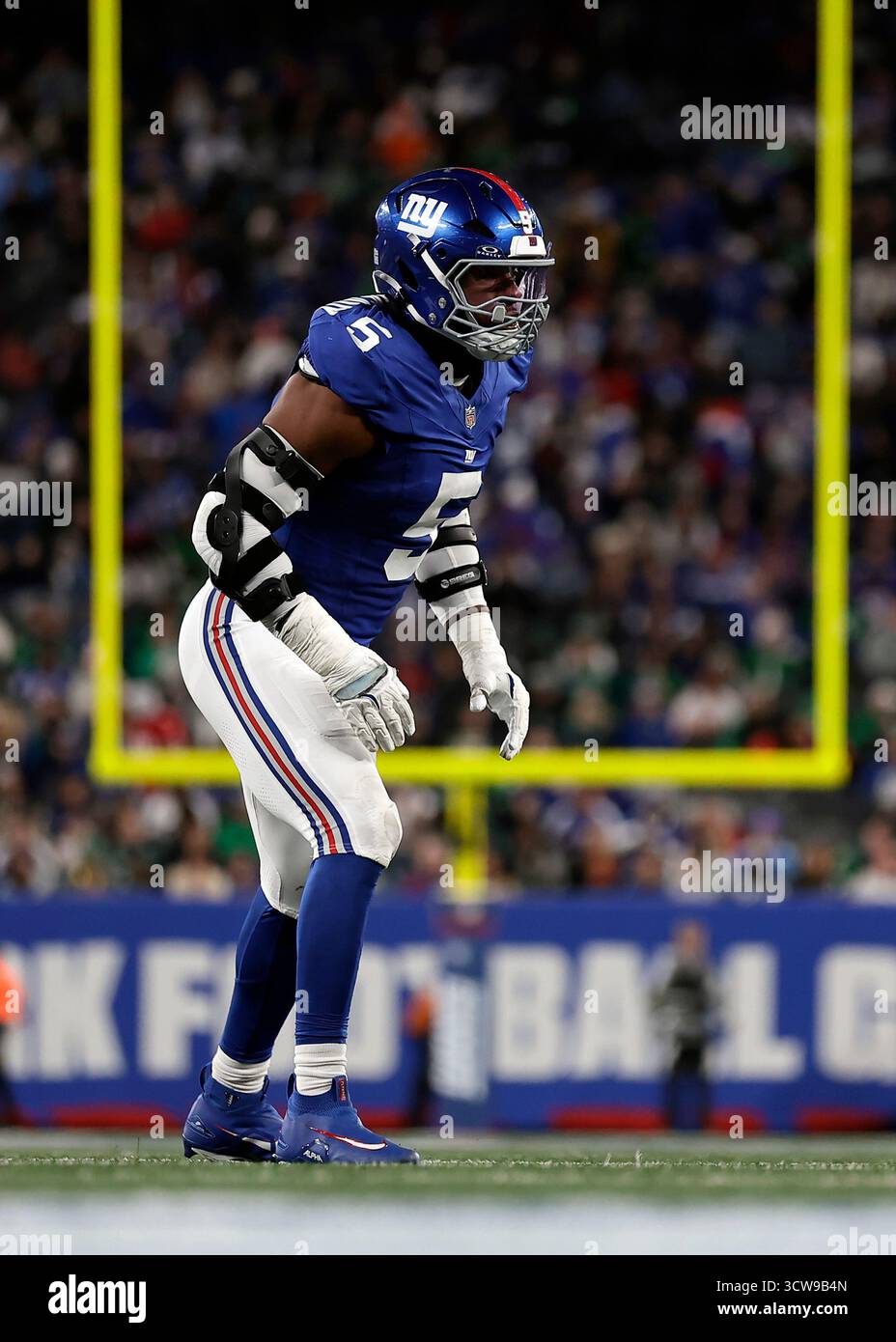 New York Giants linebacker Kayvon Thibodeaux (5) defends during the ...