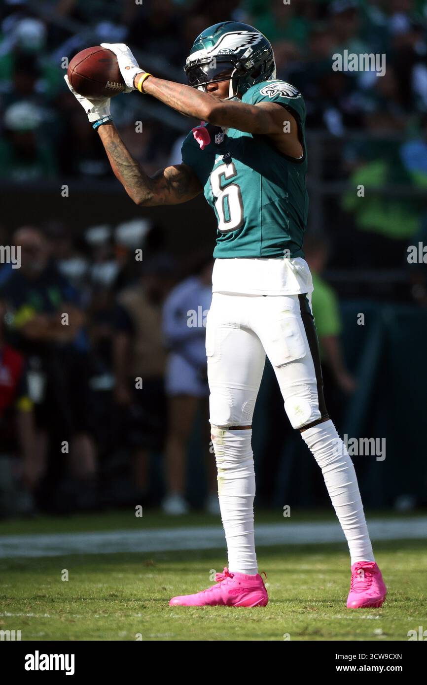Philadelphia Eagles wide receiver Devonta Smith (6) catches the ball ...
