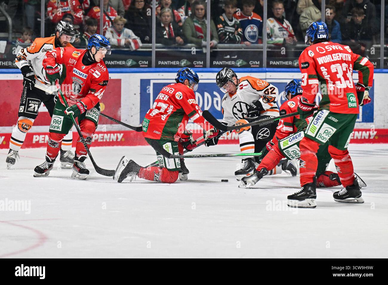 im Duell Kyle MAYHEW (Augsburger Panther 27) und Sven ZIEGLER (Grizzlys ...