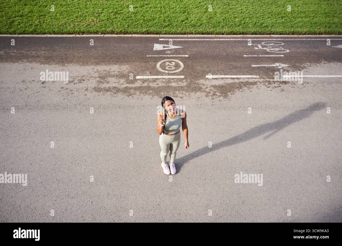 Woman making peace sign hi-res stock photography and images - Alamy