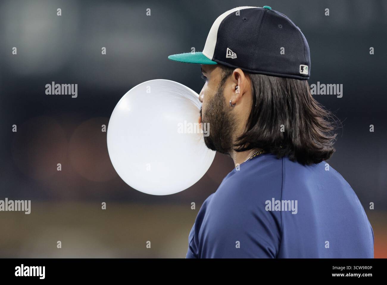 Seattle Mariners third baseman Eugenio Suárez blows a bubble before ...