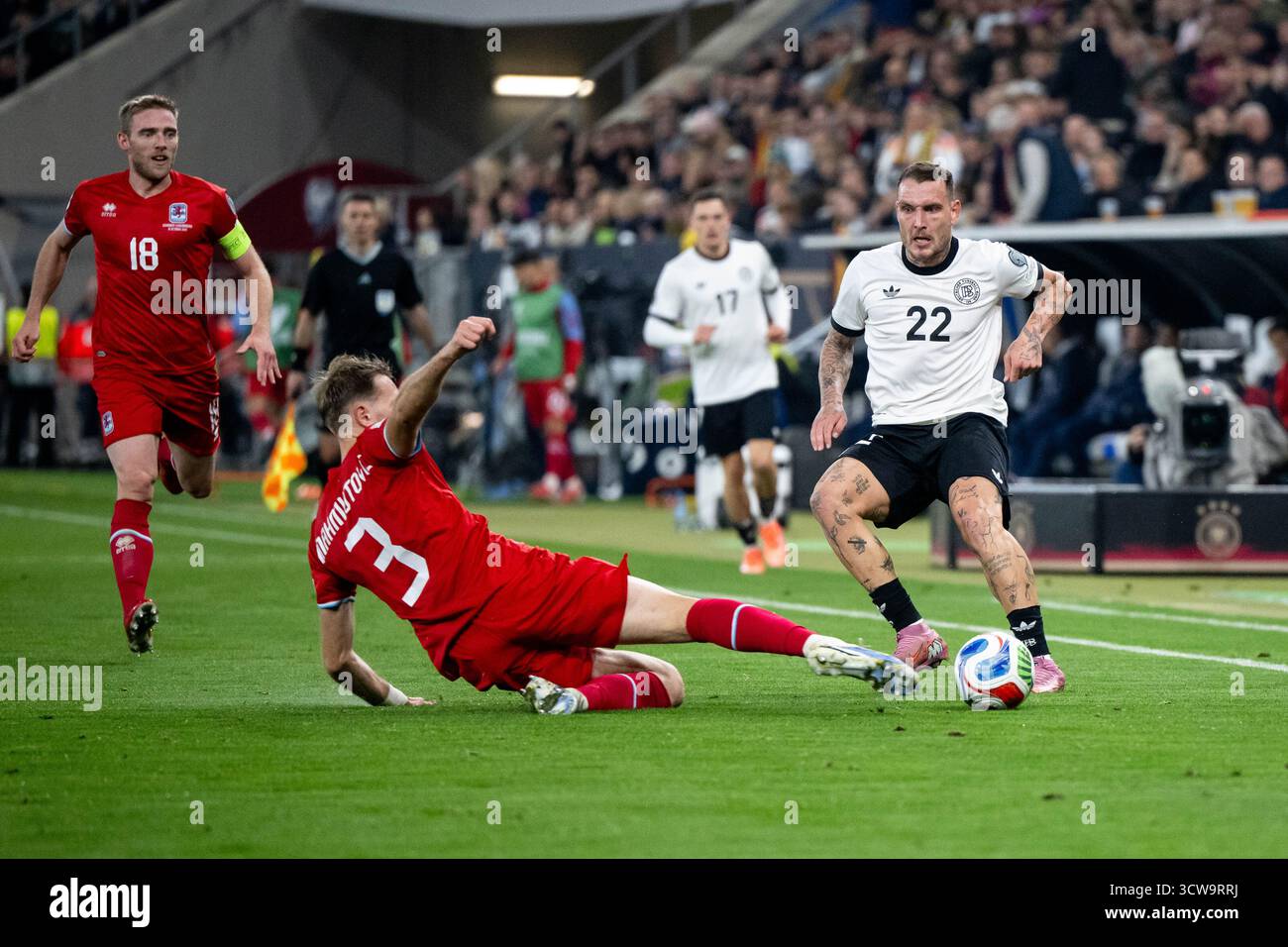David Raum (Deutschland, #22) im Zweikampf mit Enes Mahmutovic ...