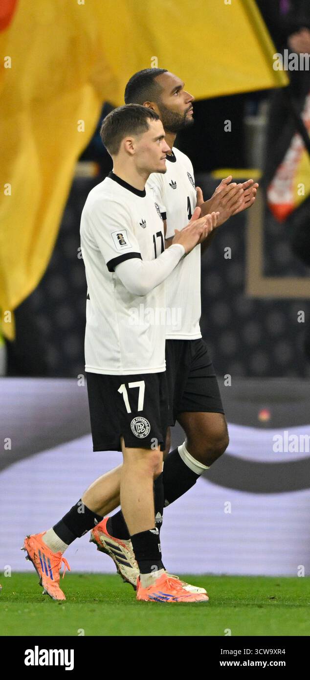 nach Spielende: Spieler bedanken sich bei Fans Flagge Jonathan Tah GER ...
