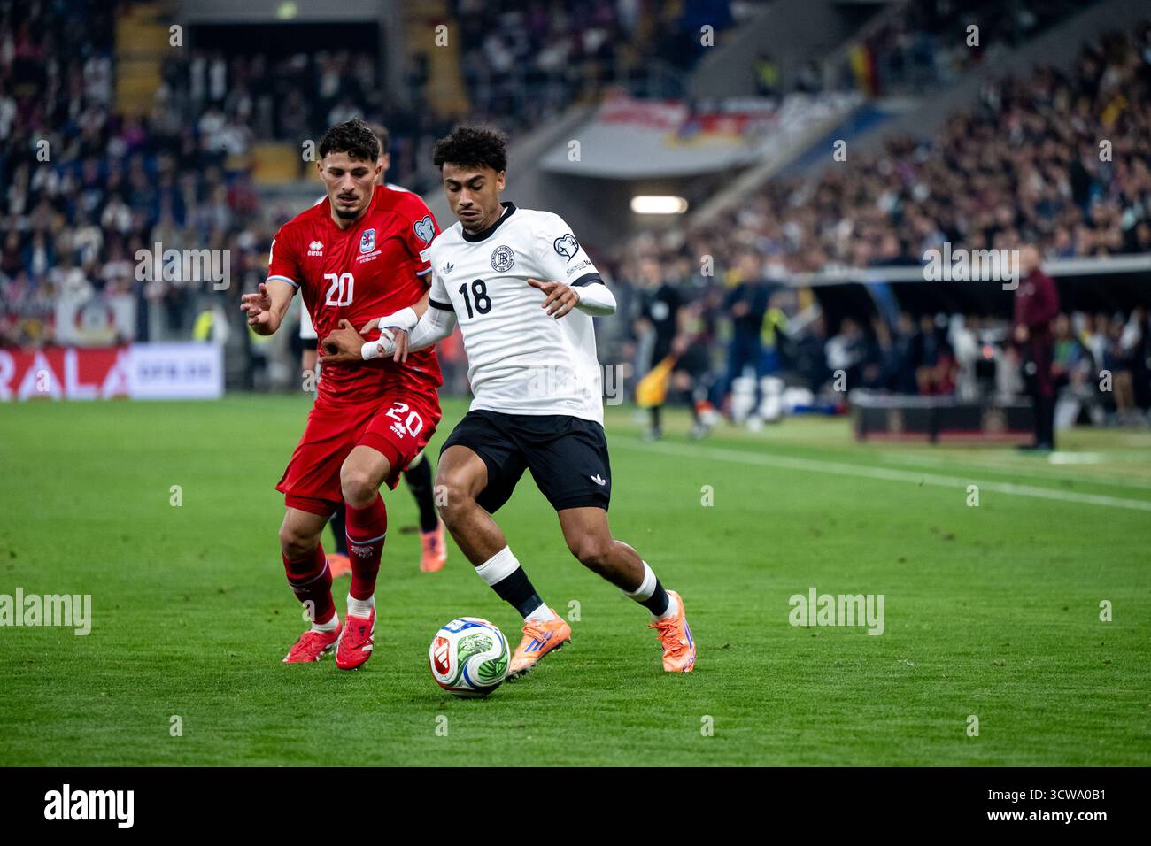 Nathaniel Brown (Deutschland, #18) im Zweikampf mit Eldin Dzogovic (Luxembourg, #20), GER ...