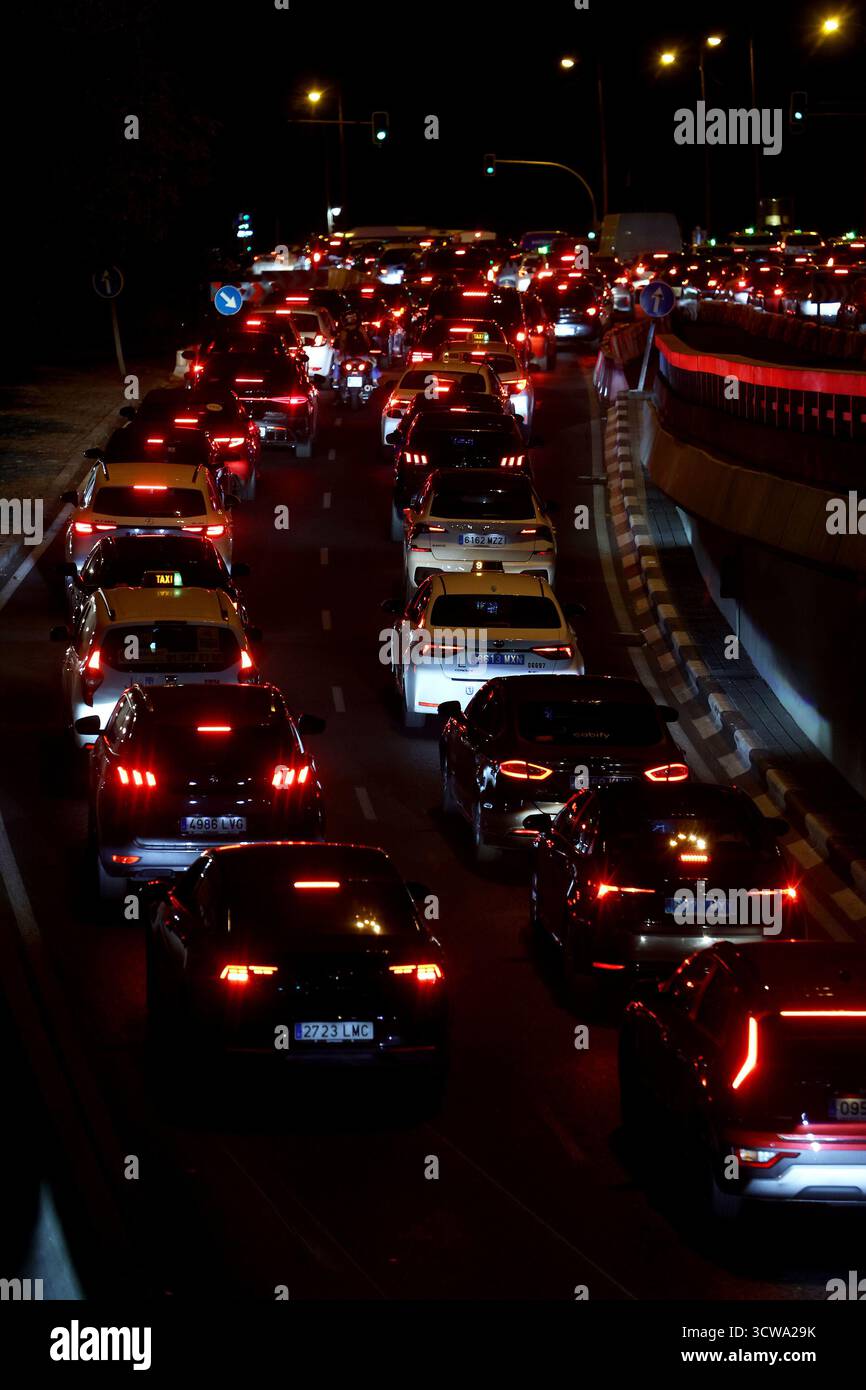 Madrid, Spain. Streets, nights, footsteps, intersections, people, cars ...