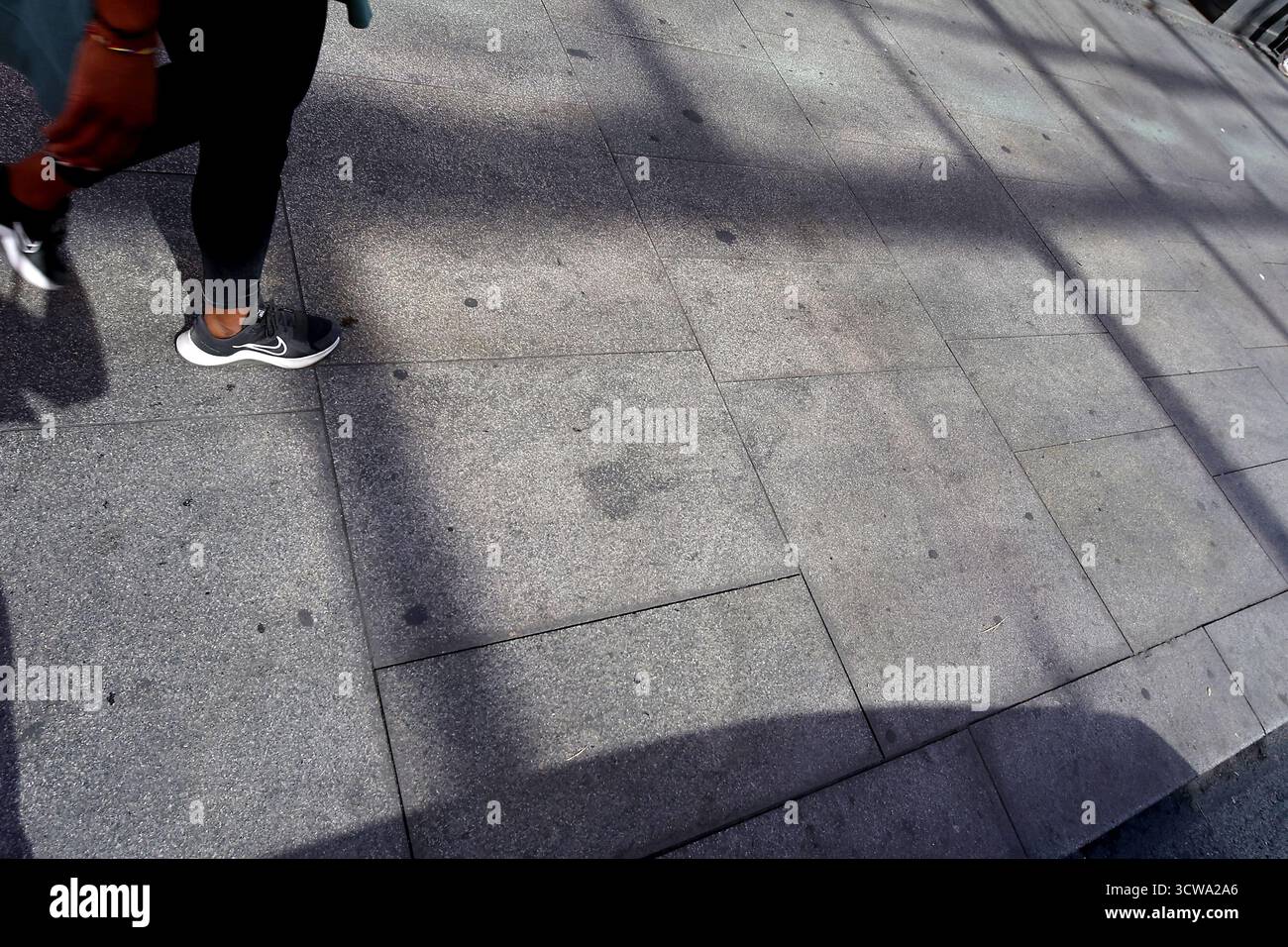 Madrid, Spain. Streets, nights, footsteps, intersections, people, cars ...