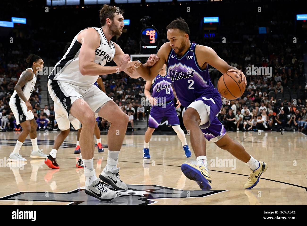 Utah Jazz forward Kyle Anderson (2) drives against San Antonio Spurs ...