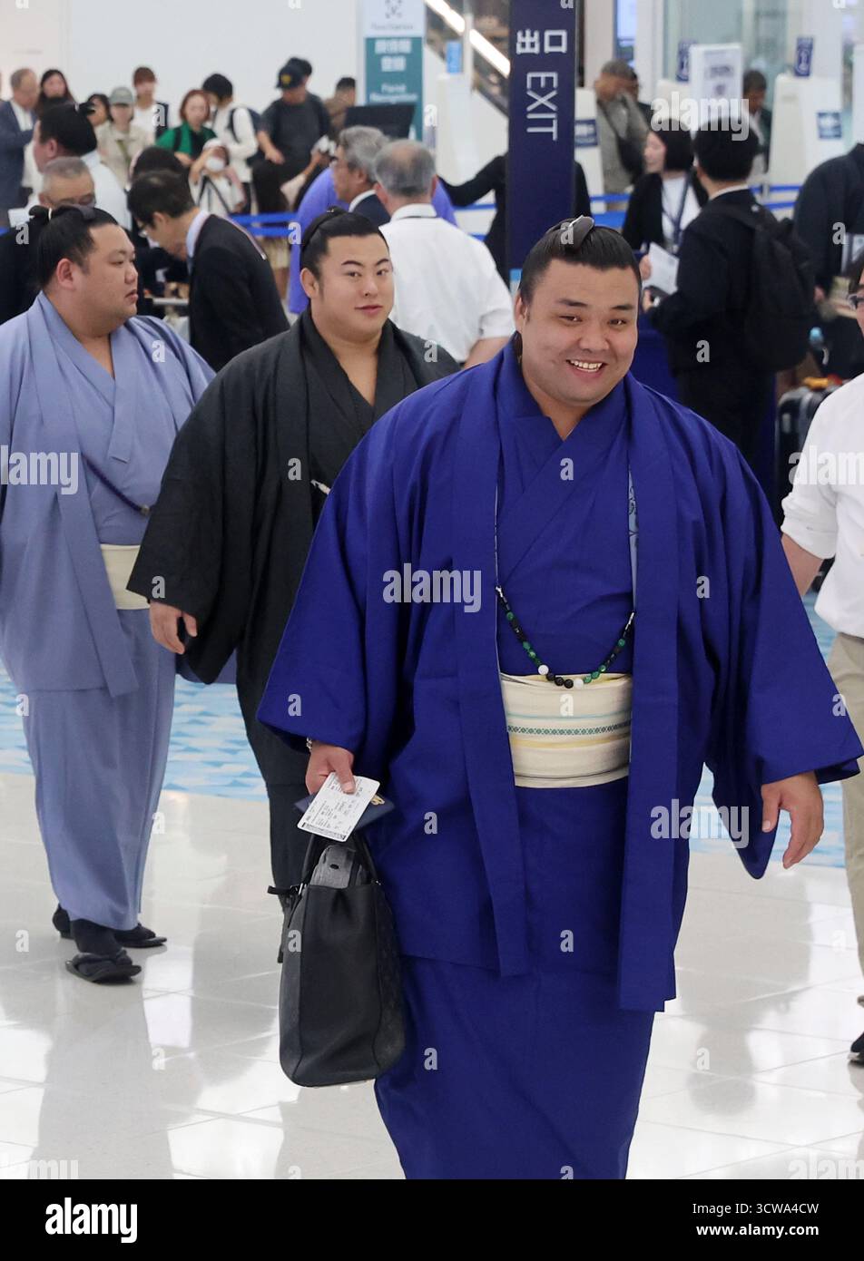 Sumo wrestlers depart for the UK for the Grand Sumo Tournament 2025 at ...
