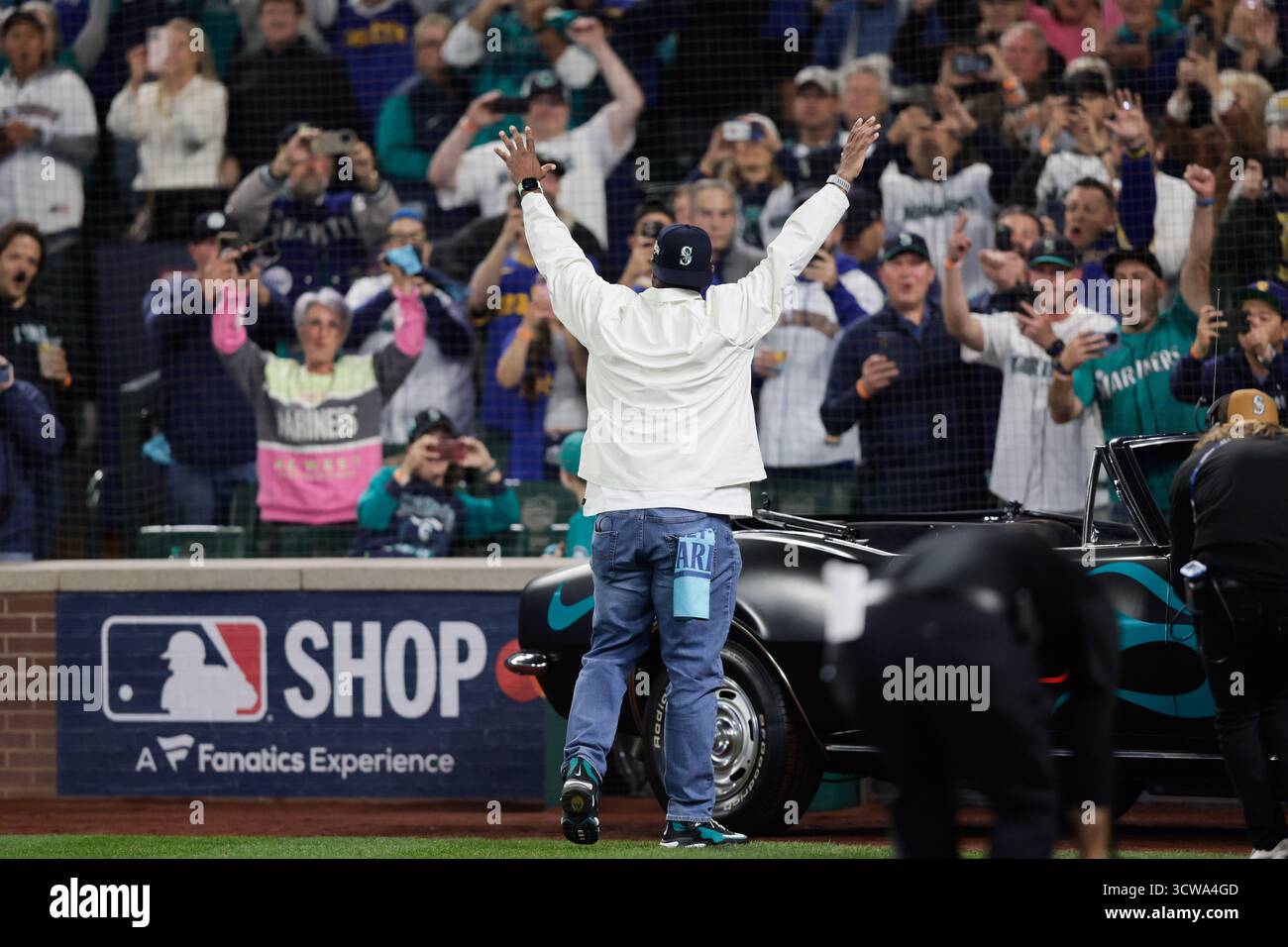 Ken Griffey Jr. waves to the crowd before Game 5 of baseball's American ...