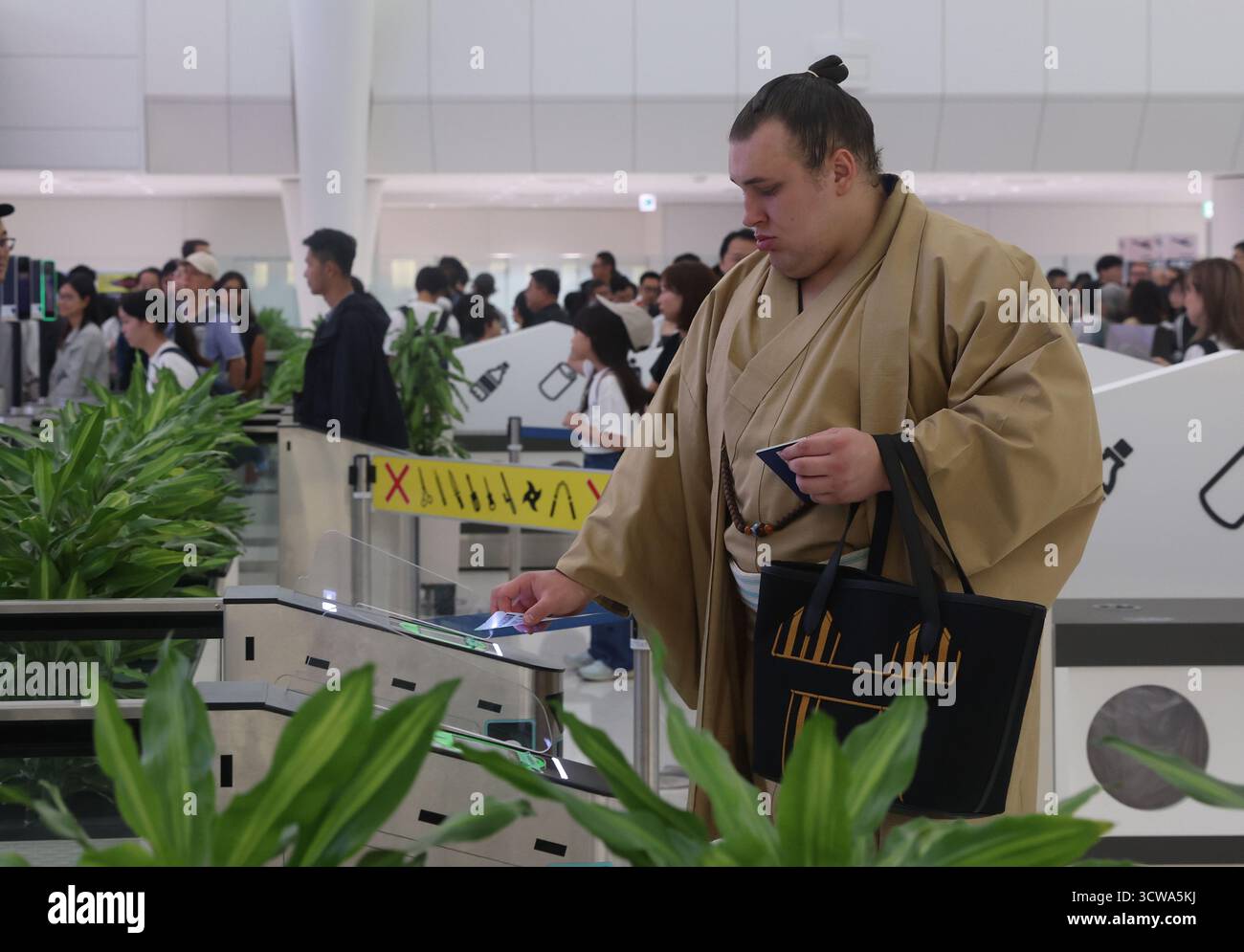 Ukrainian sumo wrestler Aonishiki departs for the UK for the Grand Sumo ...