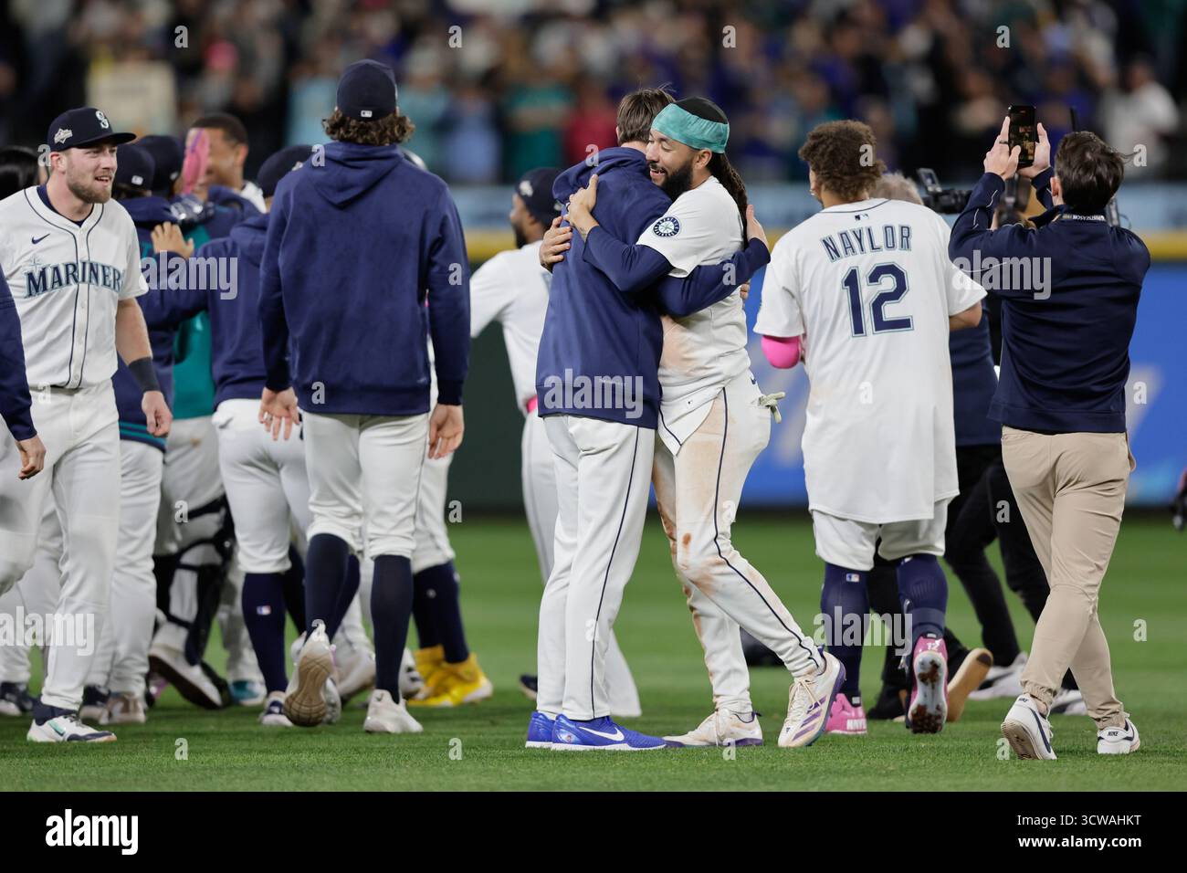 Seattle Mariners players celebrate on the field after defeating the ...