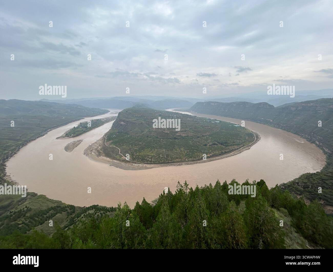 08 October 2025, China, Yan'an: The Yellow River flows in a 180-degree ...