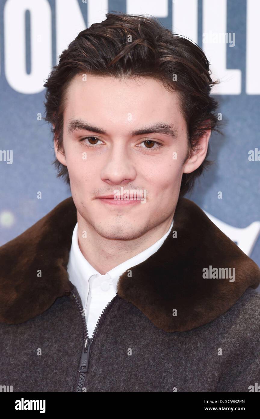 Louis Partridge bei der Premiere des Kinofilms Jay Kelly auf dem 69 ...