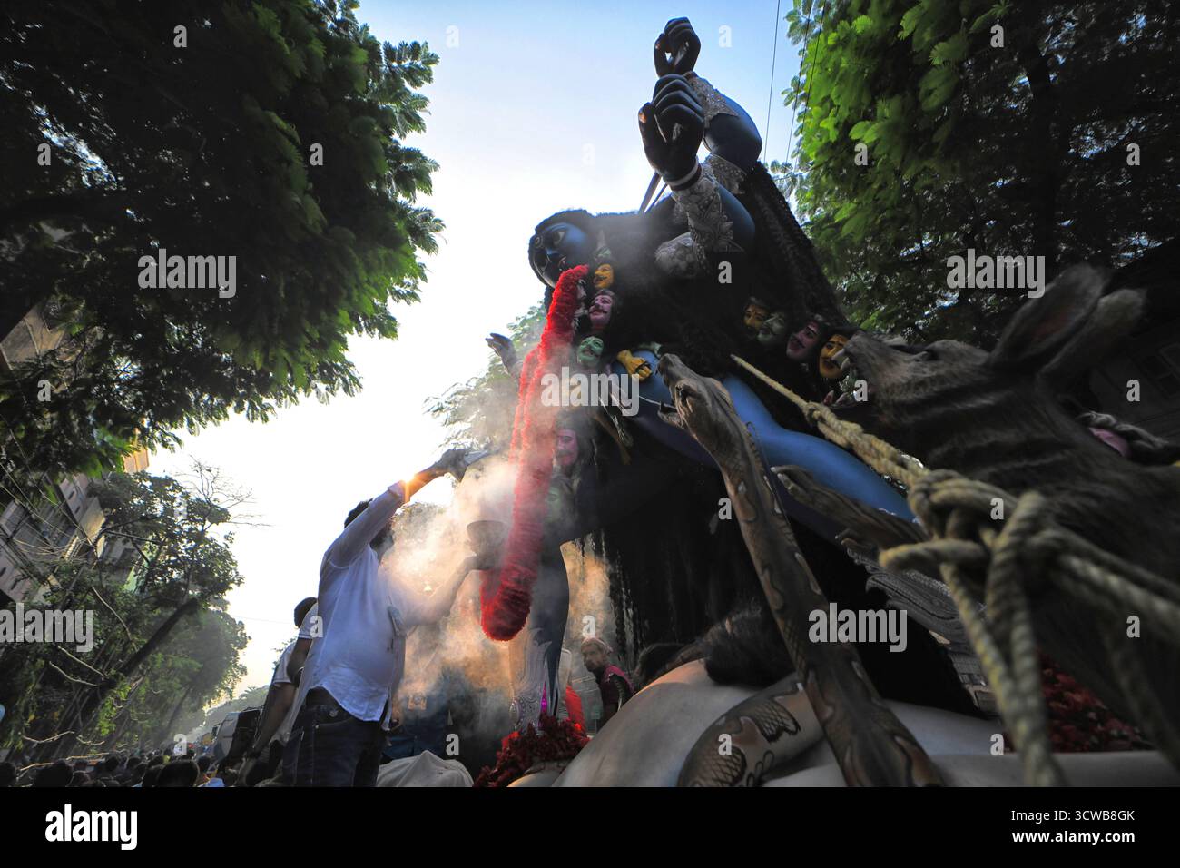 Kolkata, India. 10th Oct, 2025. A giant idol of Goddess Kali is ...