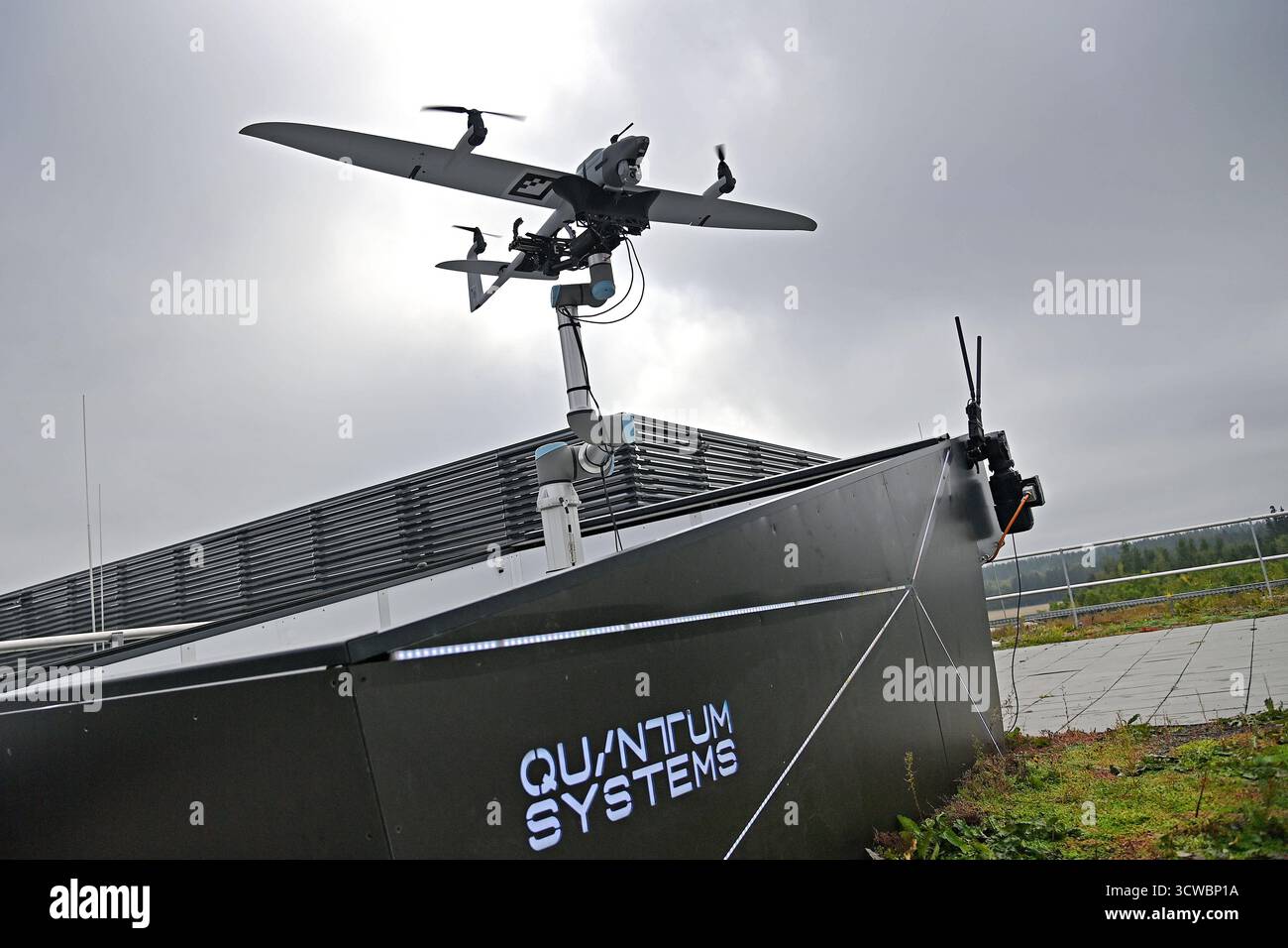 Ministerpraesident Dr. Markus Soeder besucht am 10.10.2025 die Quantum-Systems GmbH in Gilching ...