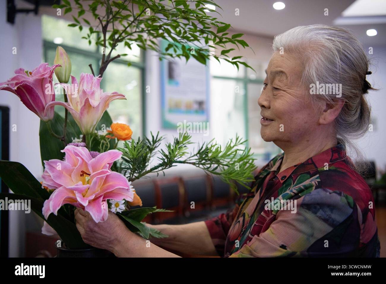 (251011) -- HEFEI, Oct. 11, 2025 (Xinhua) -- Fu Yulan creates a flower ...