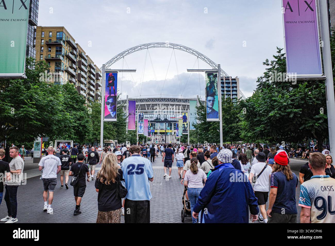 Oasis wembley 2025 liam noel gallagher hi-res stock photography and ...