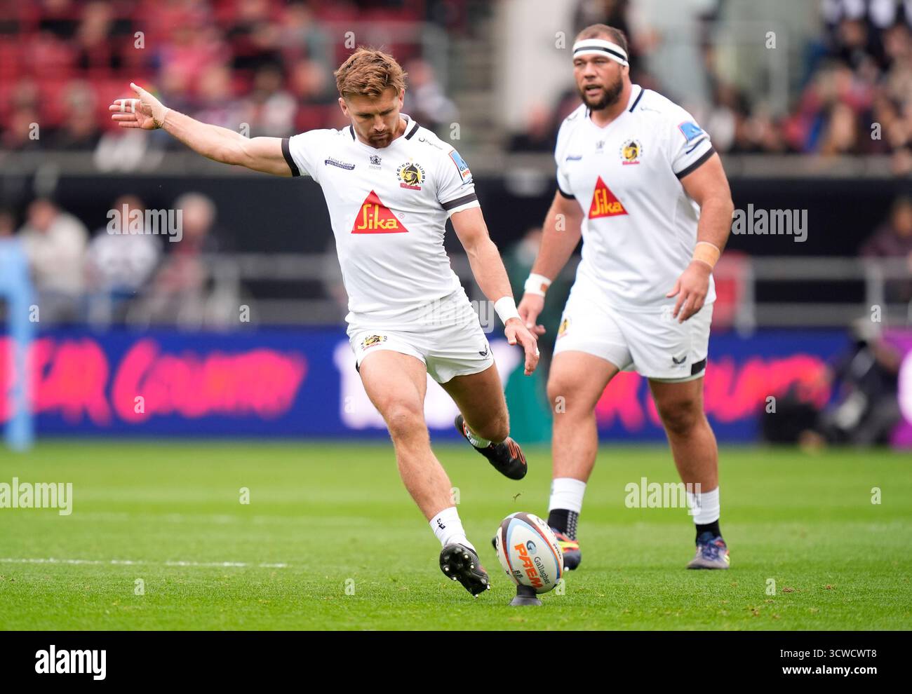 Exeter Chiefs' Henry Slade falls to score from a penalty kick during ...