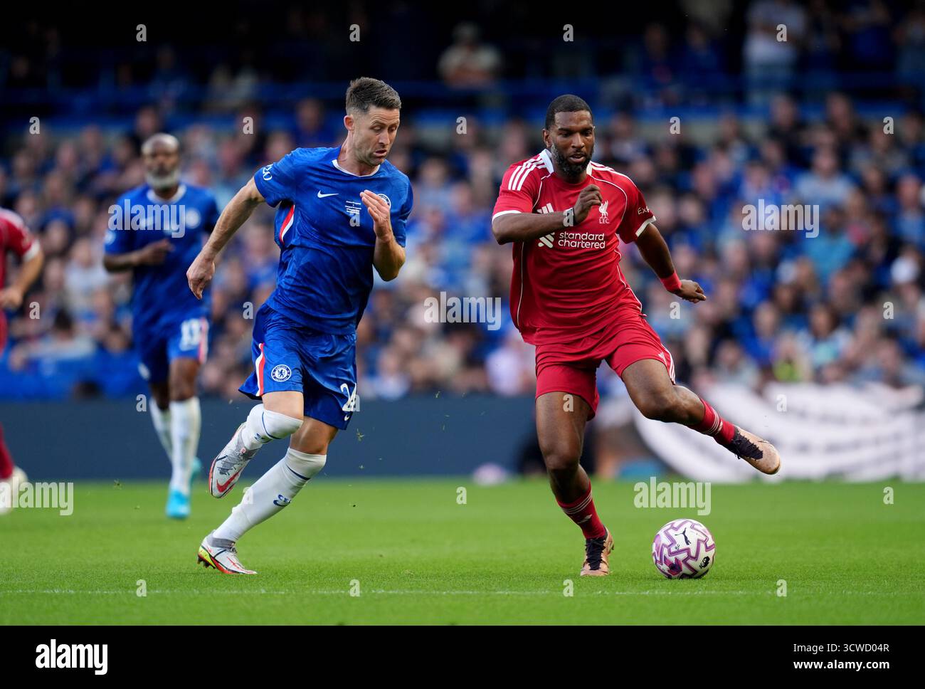 Chelsea's Gary Cahill (left) and Liverpool's Ryan Babel (right) battle ...