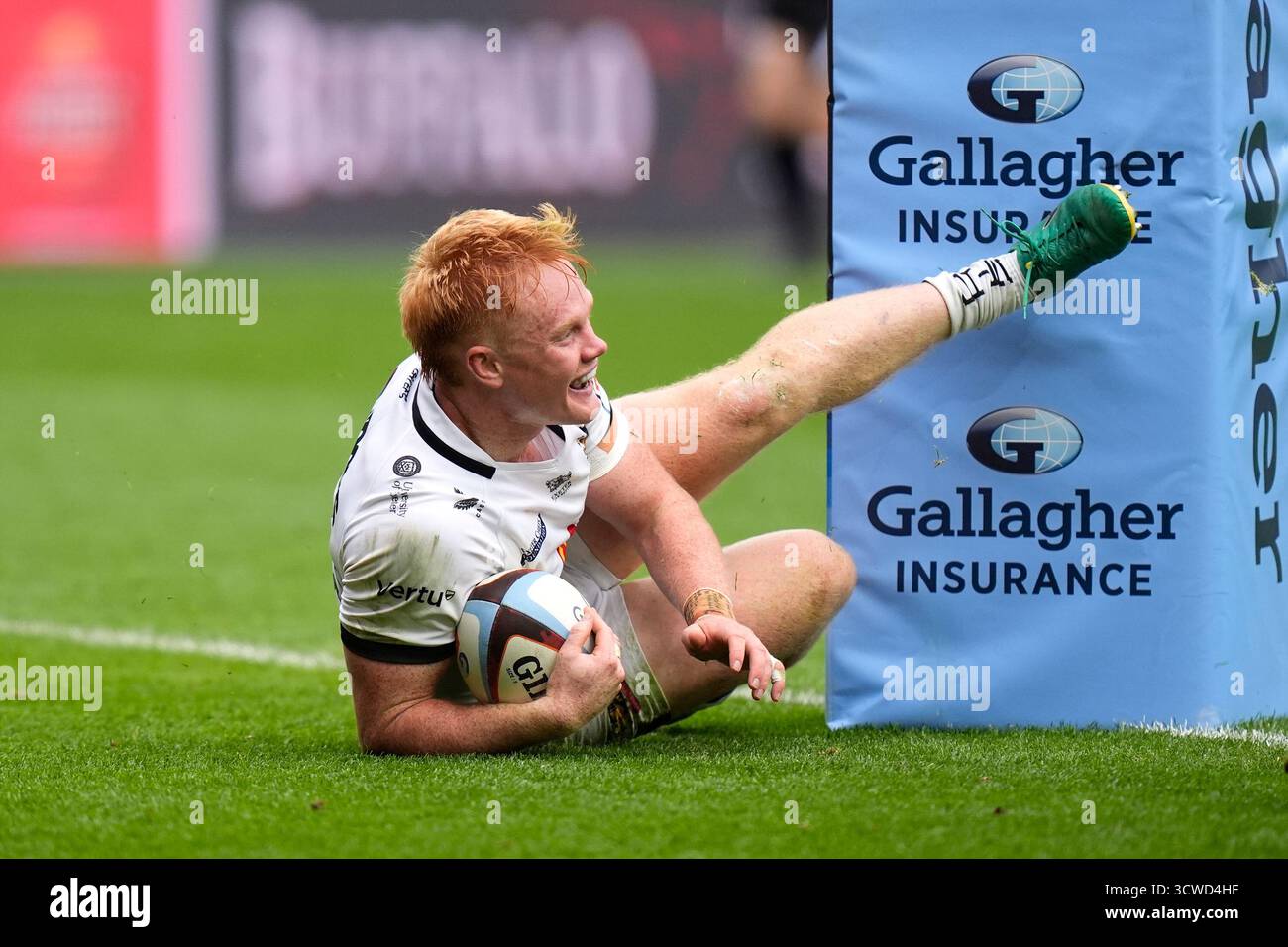 Exeter Chiefs' Ben Hammersley scores his side's second try of the game ...
