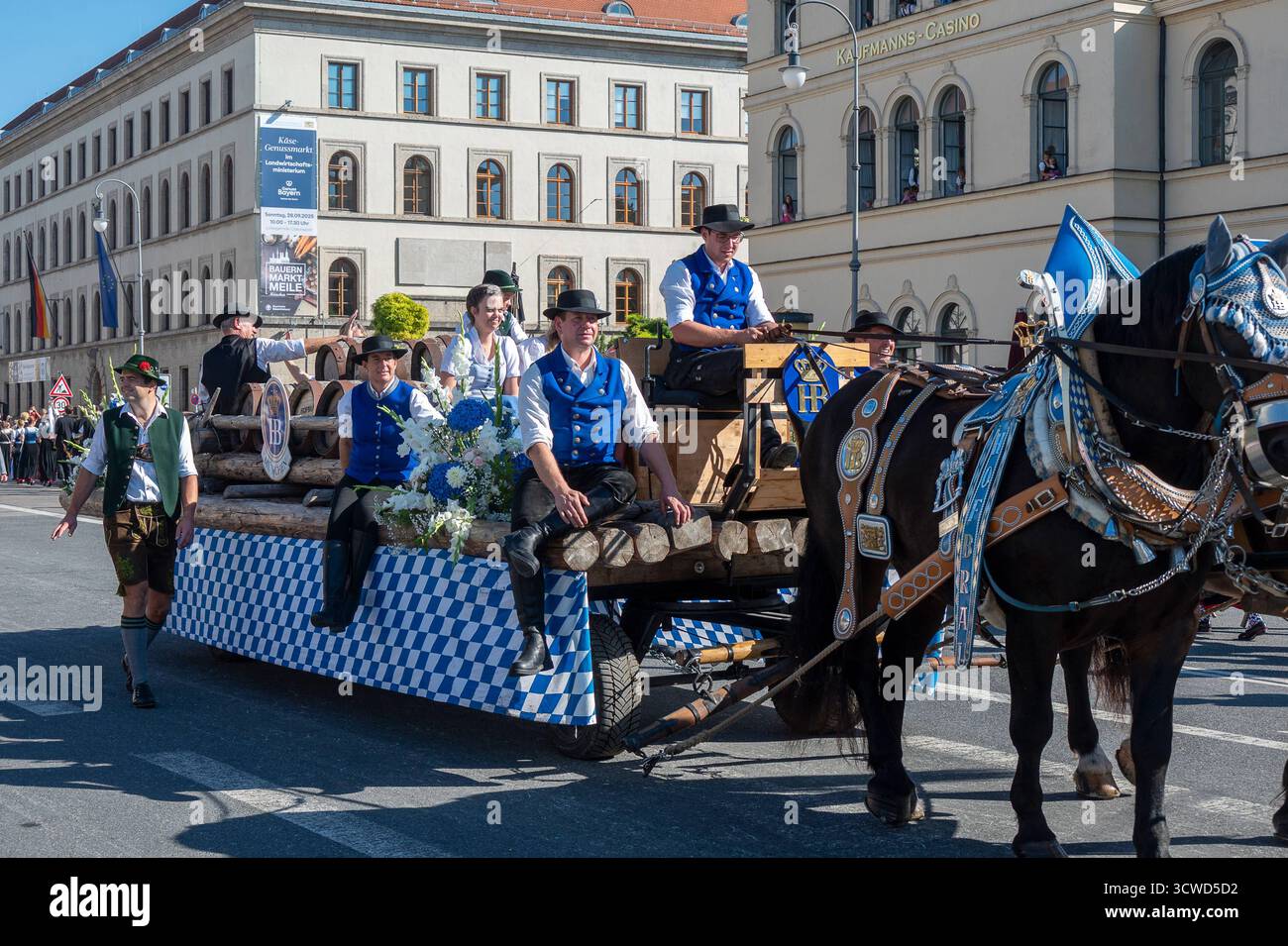 Muenchen, 190. Muenchner Oktoberfest, Trachten -und Schuetzenzug ...