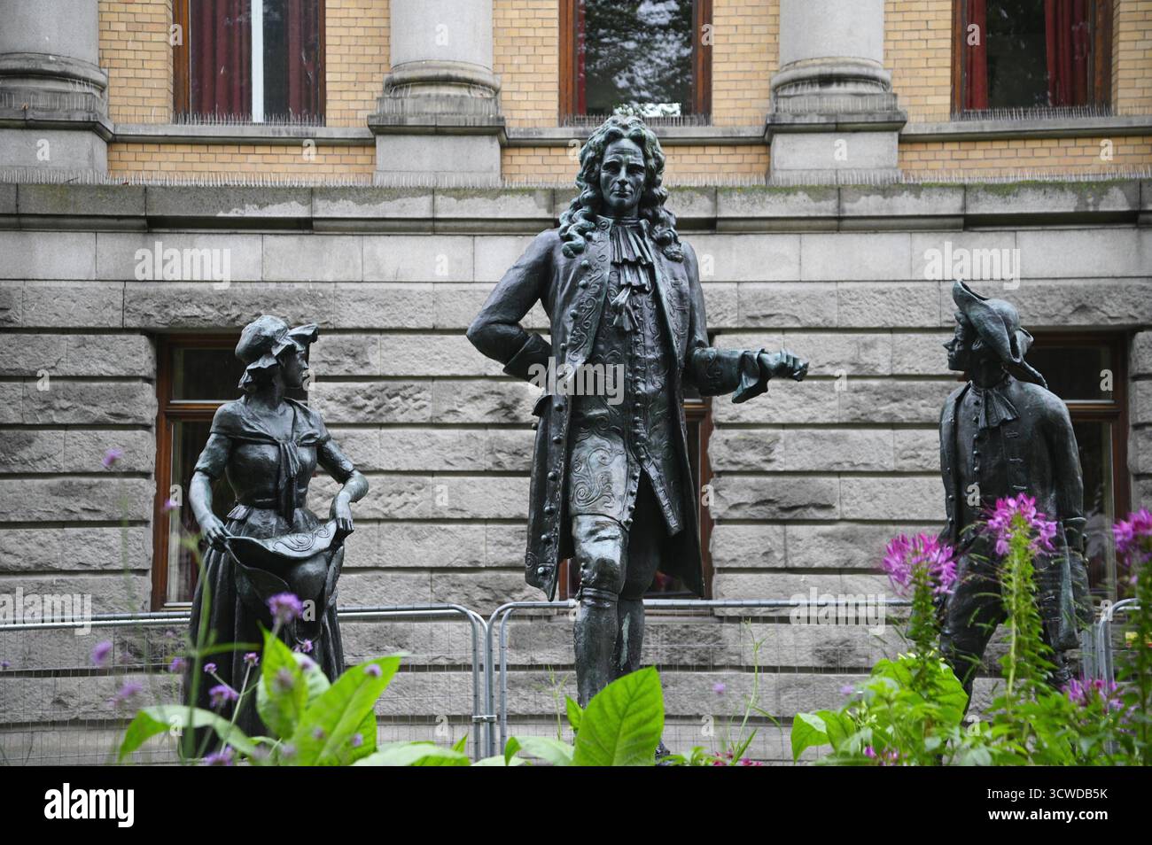 Bronze statues on the exterior of the Norwegian National Theater in ...