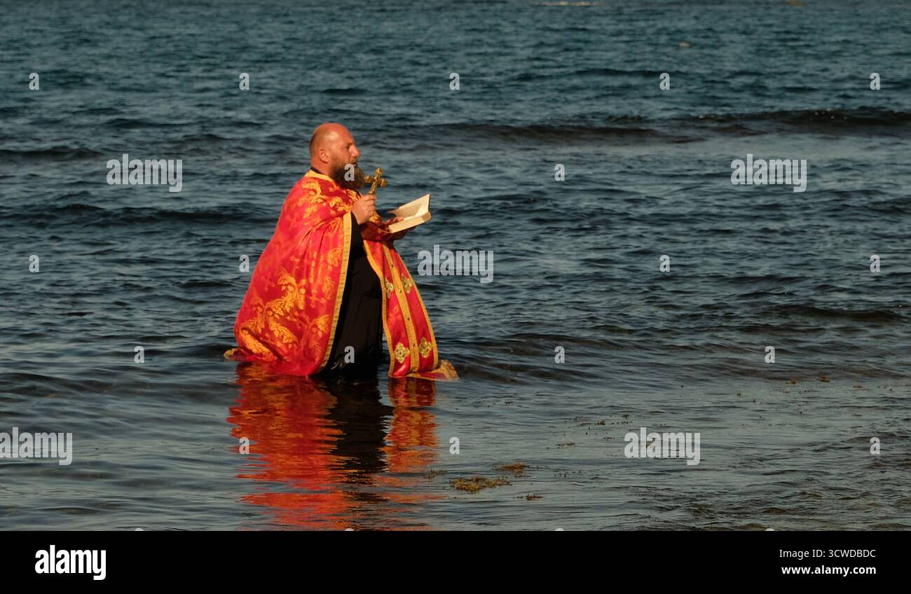 Pope Ein Pope bei der Vorbereitung zu einer Taufe im Schwarzen Meer ...