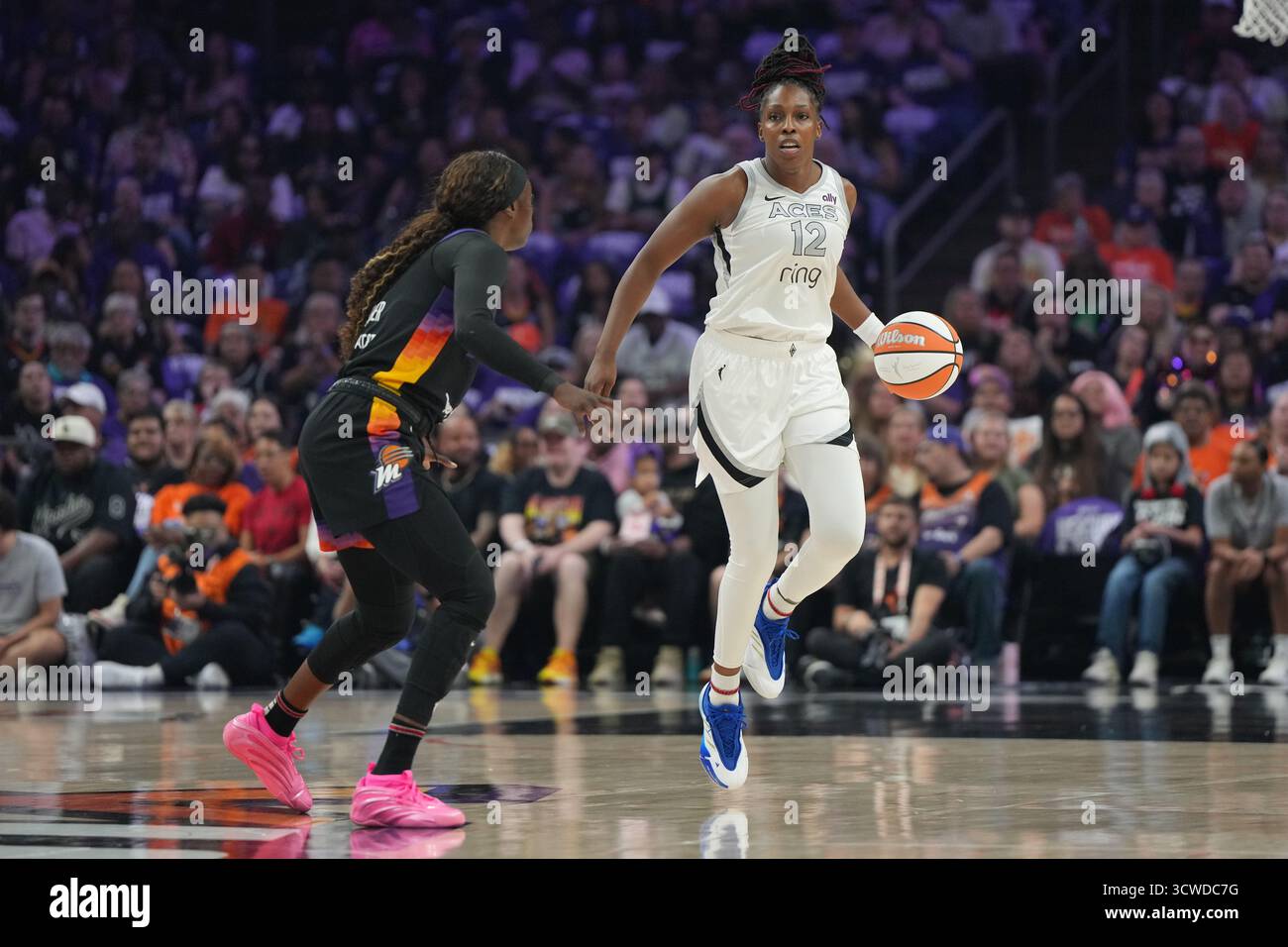 Las Vegas Aces guard Chelsea Gray (12) against the Phoenix Mercury ...