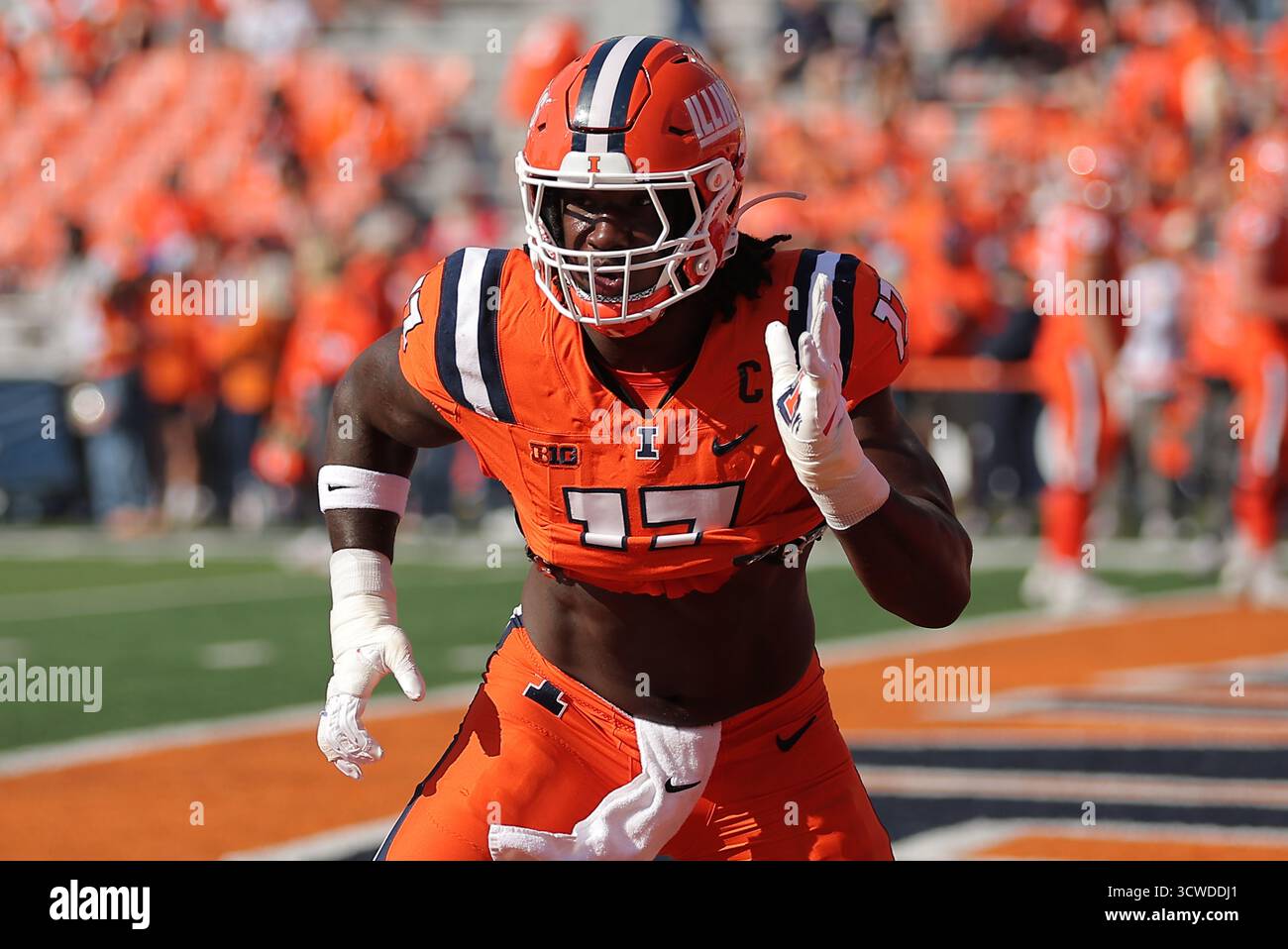 Illinois defensive end Gabe Jacas (17) warms-up prior to an NCAA ...